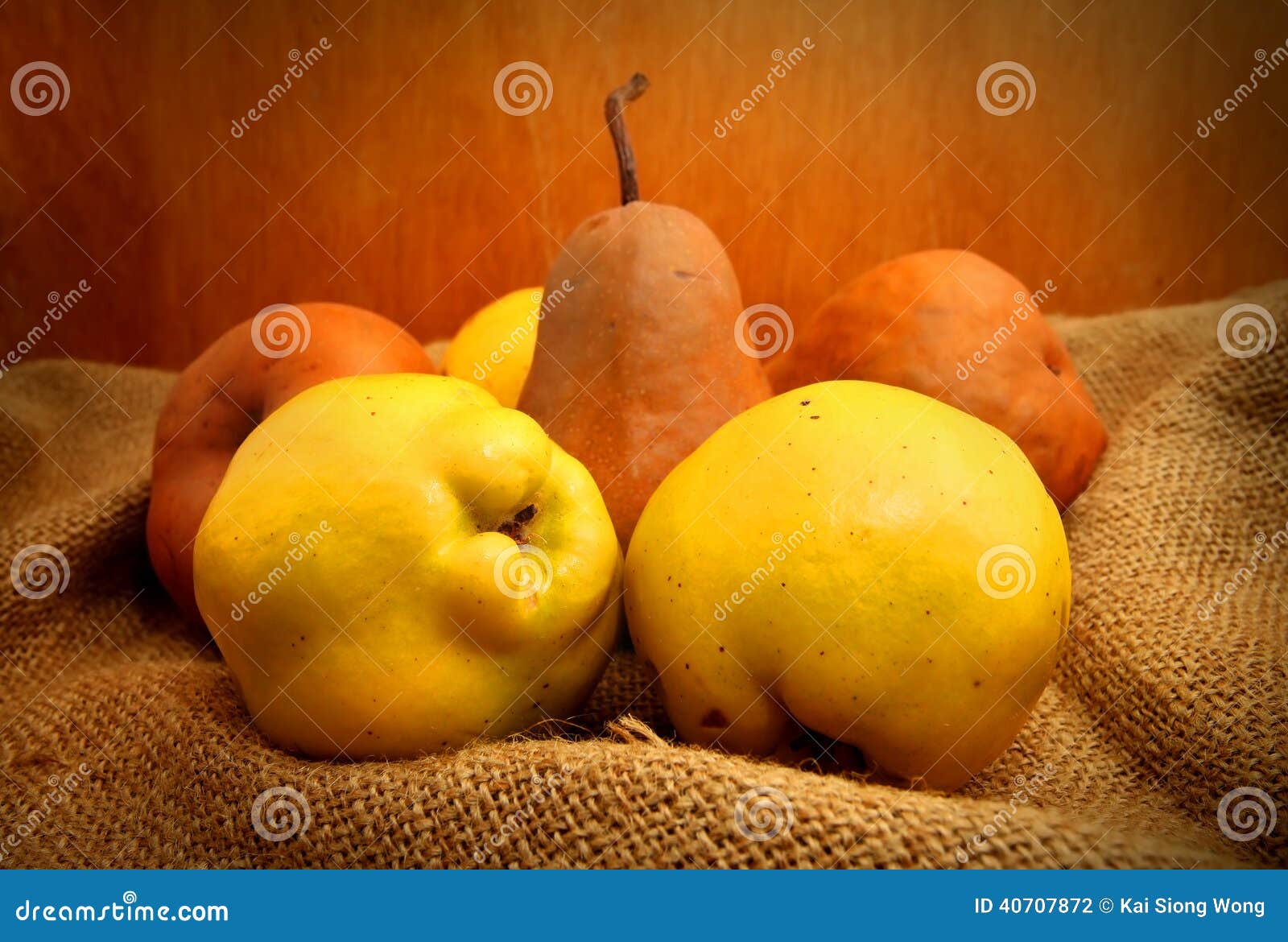 Pera de Brown com marmelo foto de stock. Imagem de cozinhar - 40707872