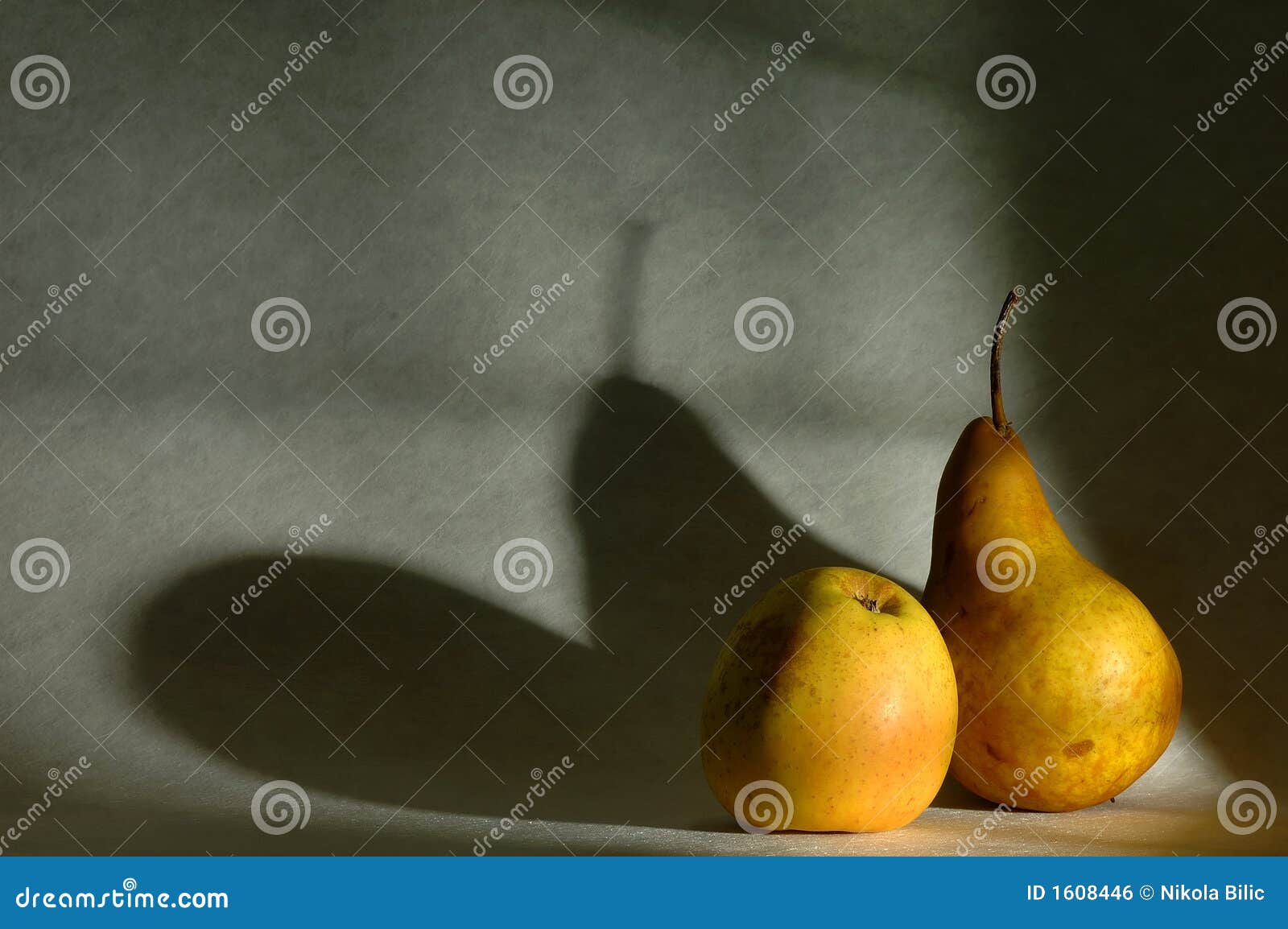Pera e mela fotografia stock. Immagine di vitamina, agricoltura - 1608446