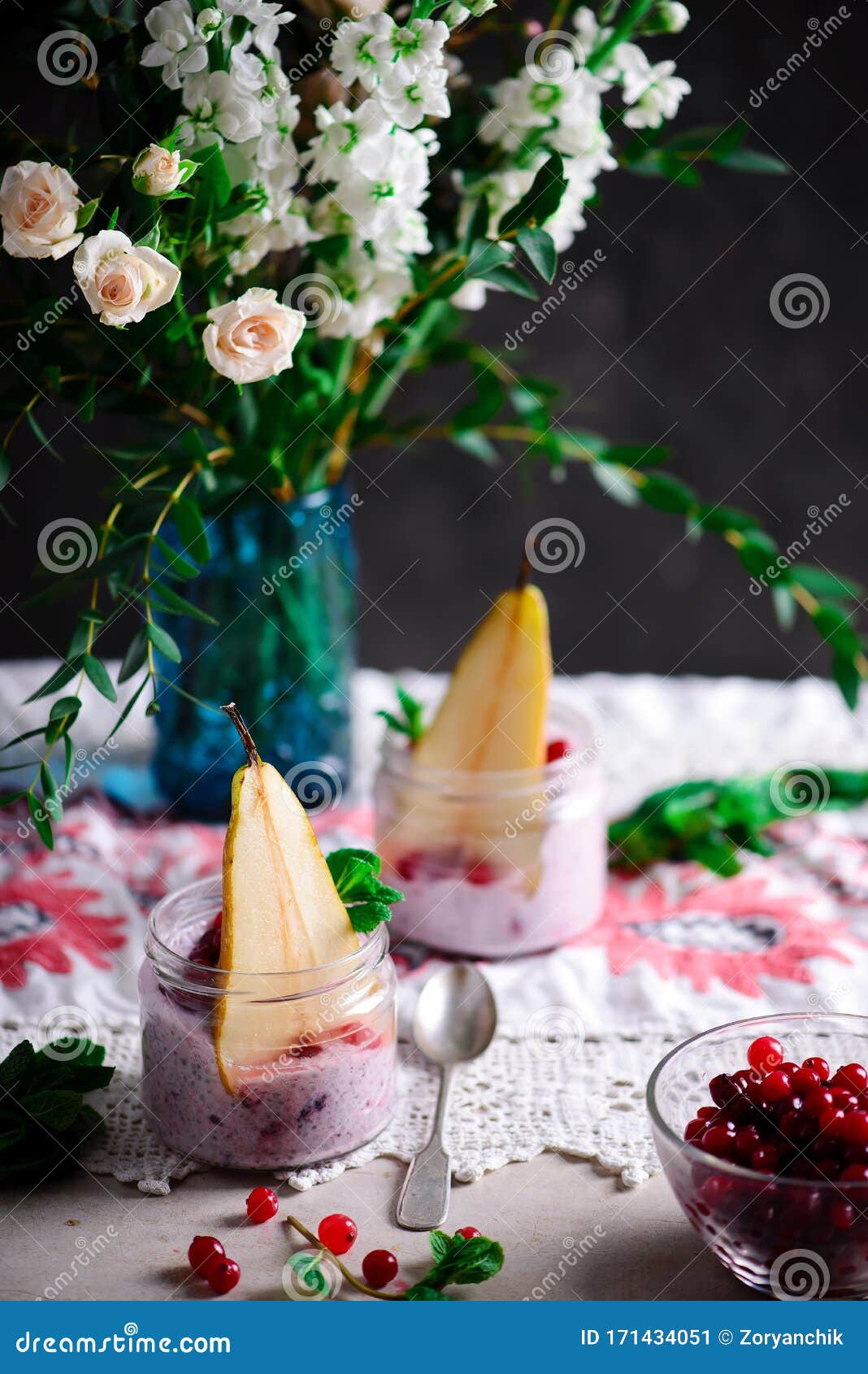 Pera e morango-do-mar imagem de stock. Imagem de comer - 171434051