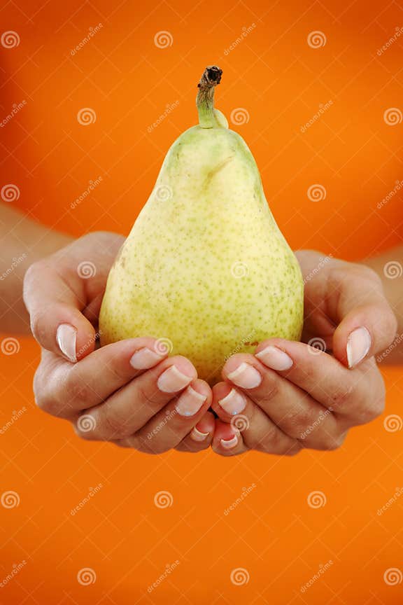 Pera en manos de la mujer foto de archivo. Imagen de palma - 18965370
