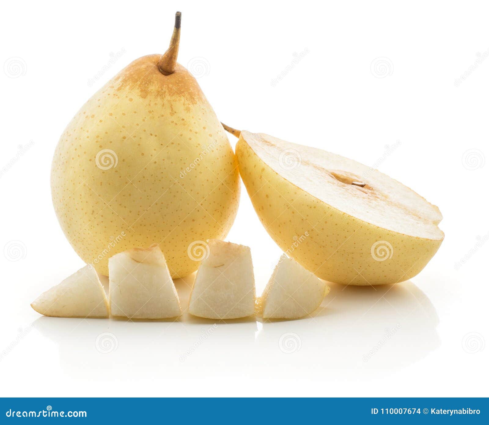 Pera Fresca Nashi Su Bianco Fotografia Stock - Immagine di alimento ...