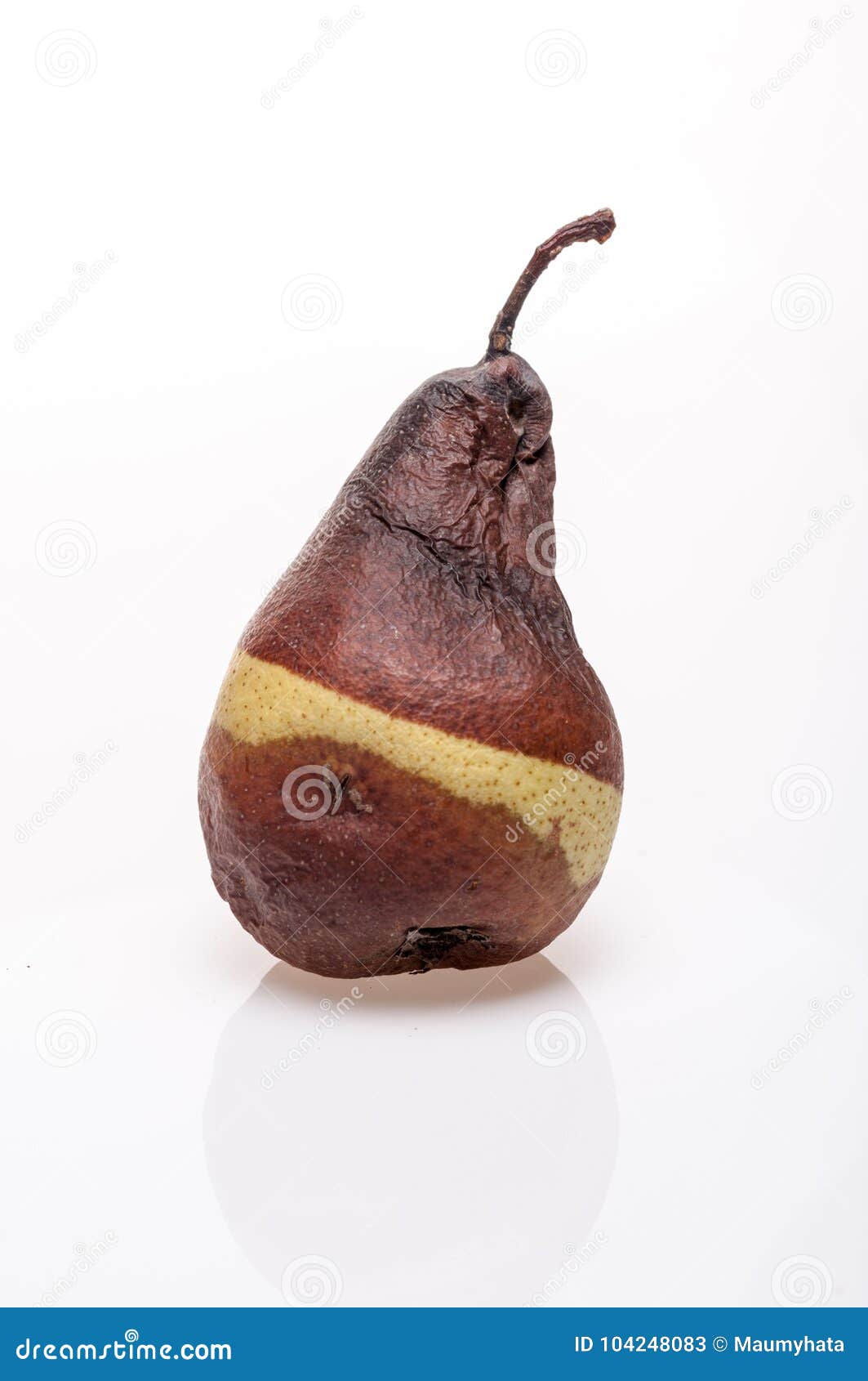 Pera Marrom Enrugada E Podre Isolada Imagem de Stock - Imagem de fruta ...