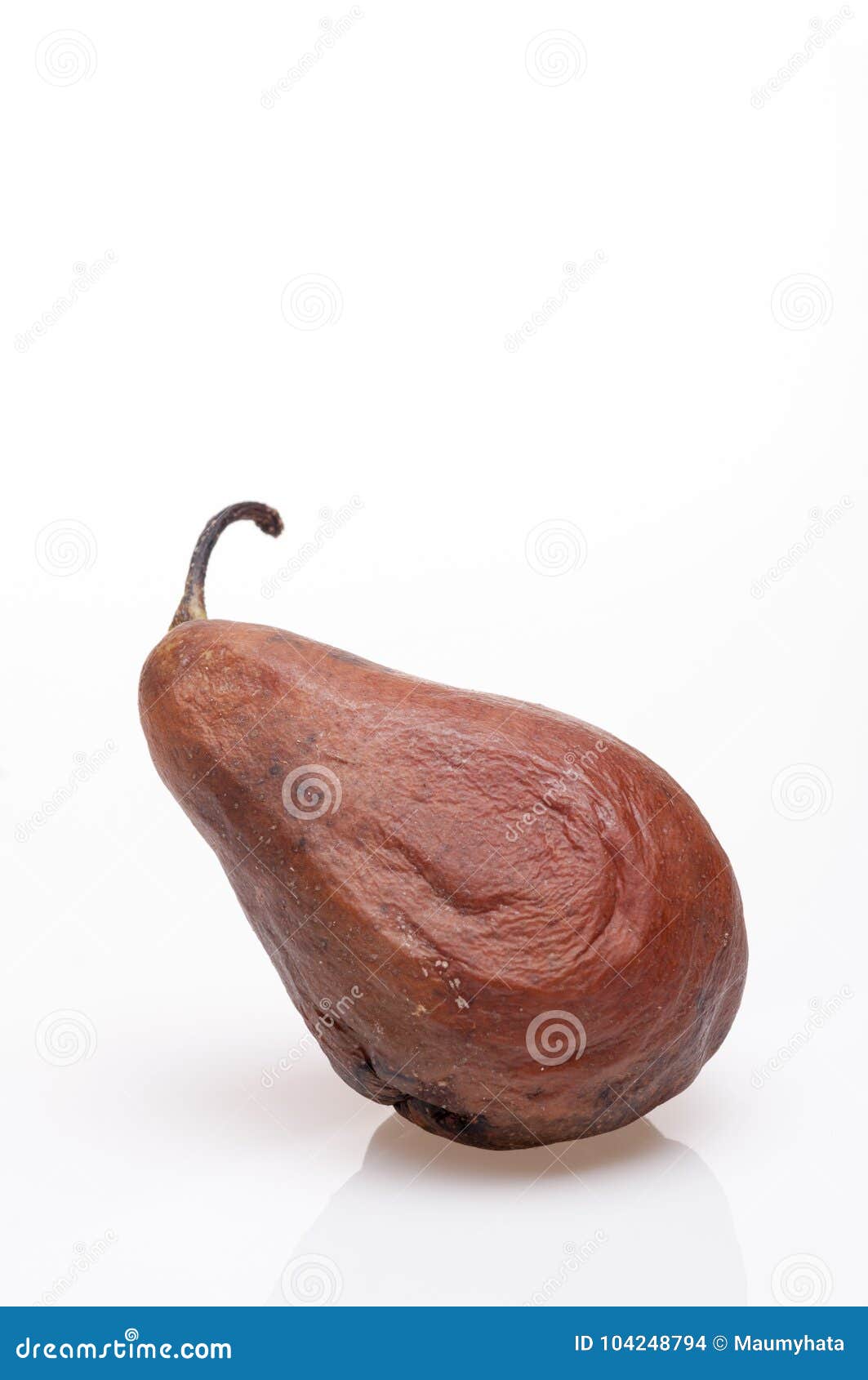 Pera Marrom Enrugada E Podre Isolada Foto de Stock - Imagem de seco ...