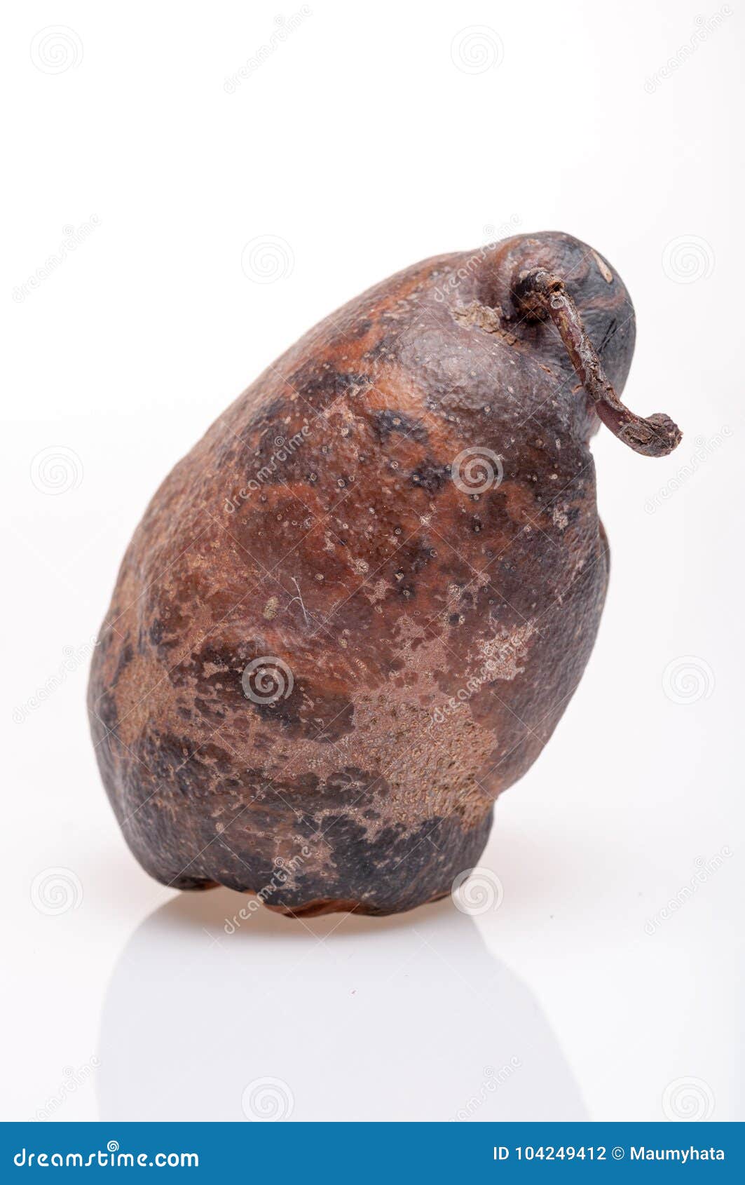 Pera Marrom Enrugada E Podre Isolada Foto de Stock - Imagem de pera ...
