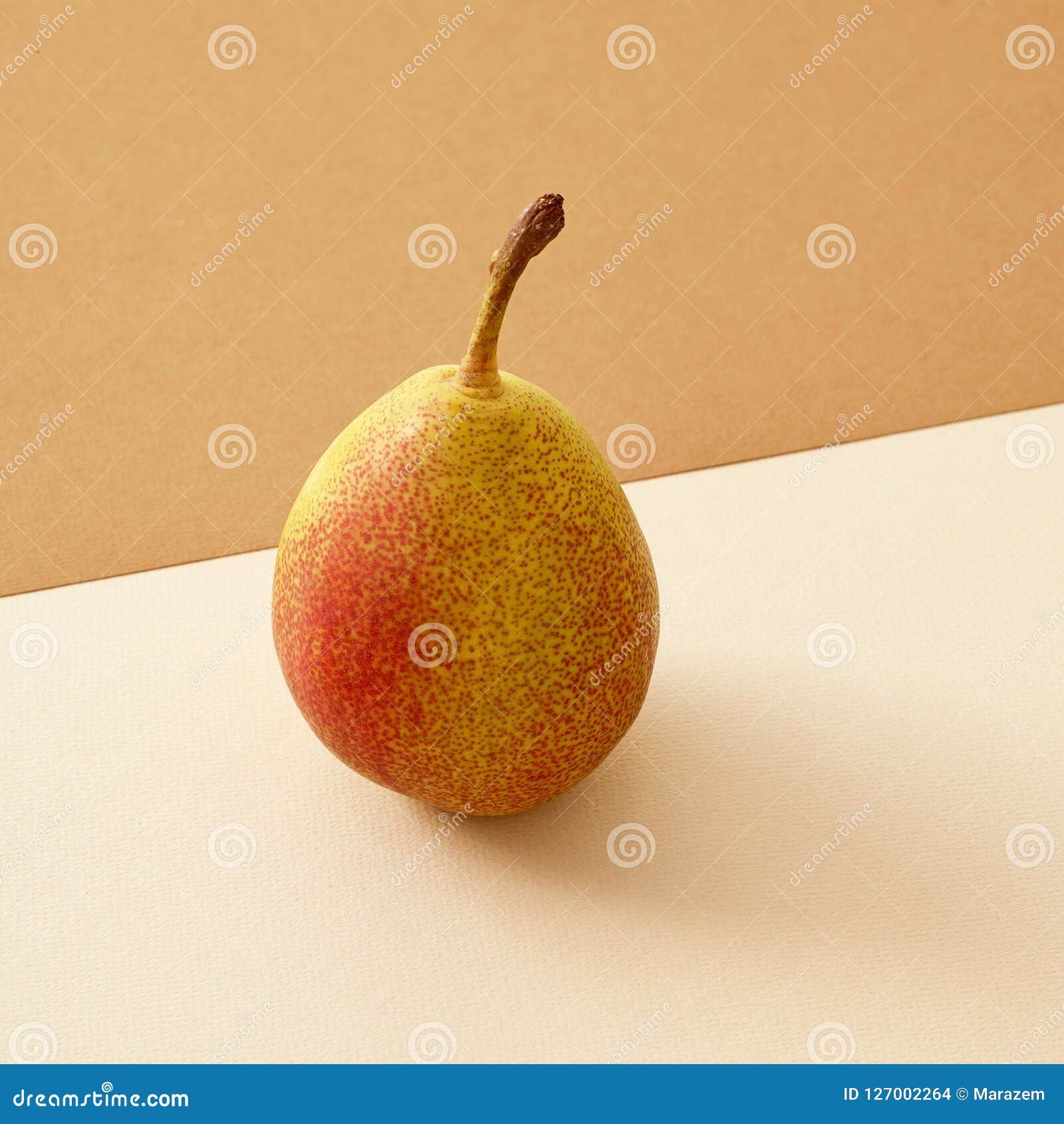 Pera No Fundo Do Papel Colorido Foto de Stock - Imagem de pastel, papel ...