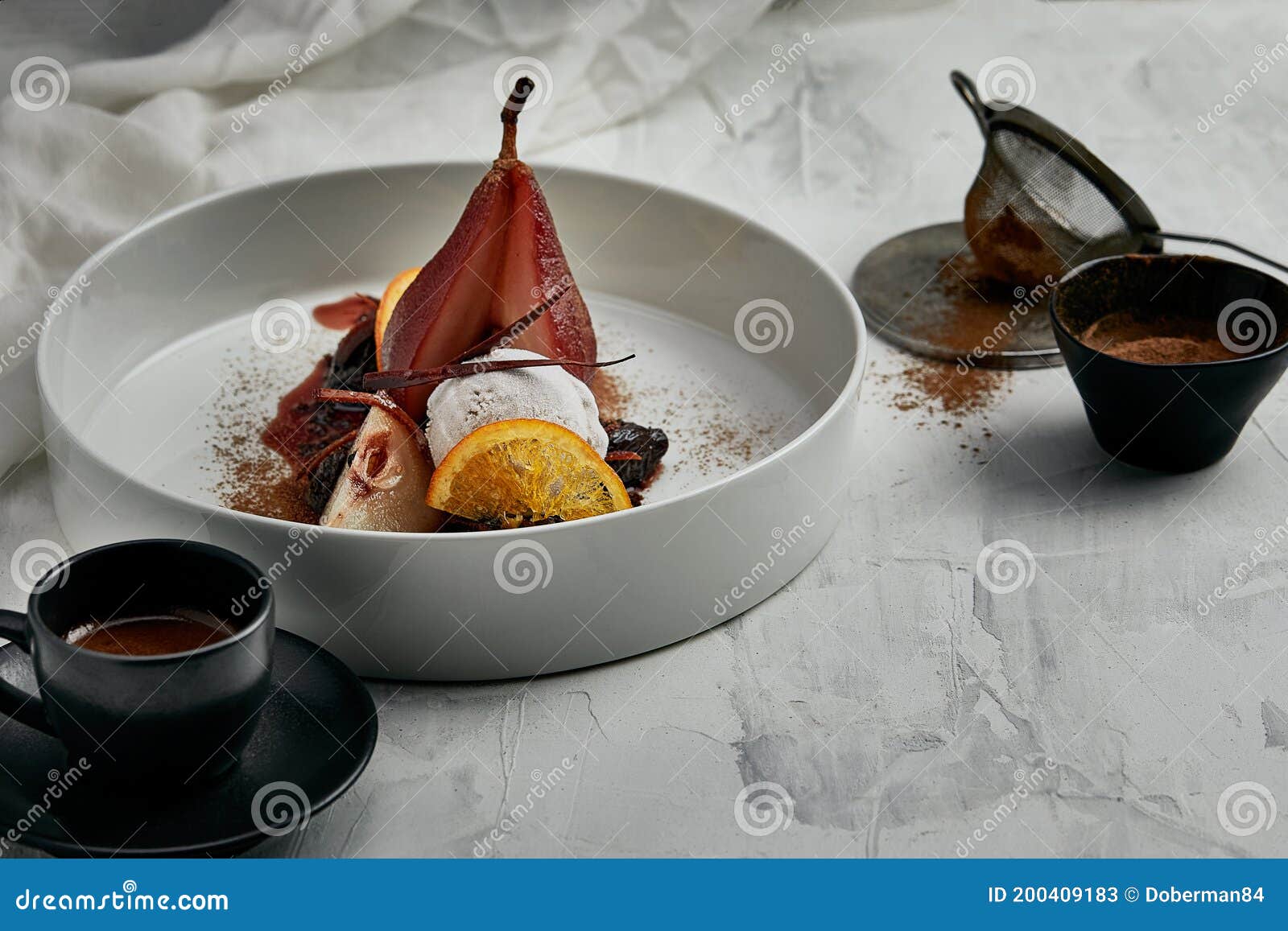 Pera Pochada Con Helado En Salsa De Vino Tinto Imagen de archivo ...