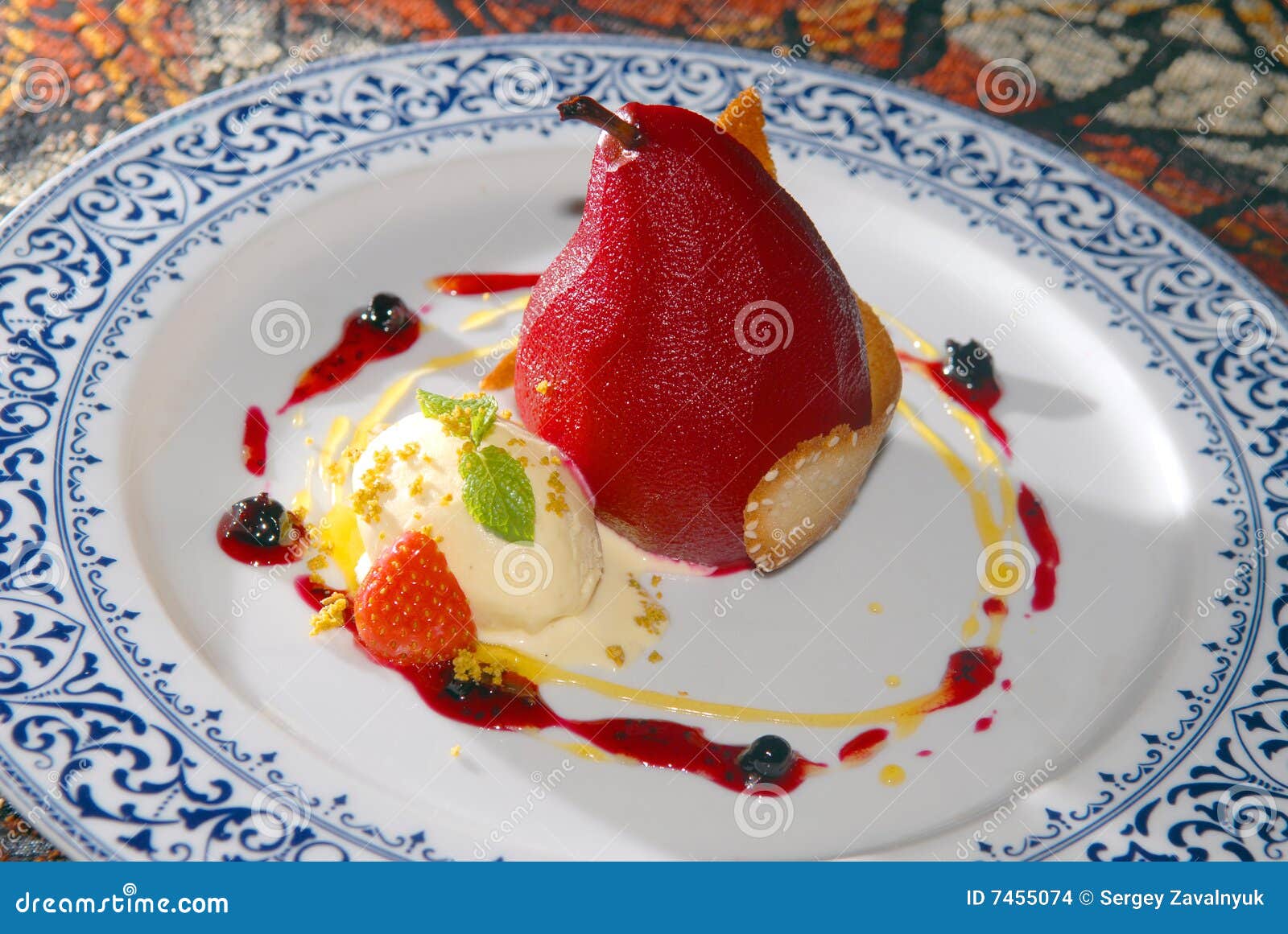 Pera Psta De Conserva Com Gelado Foto de Stock - Imagem de morango ...