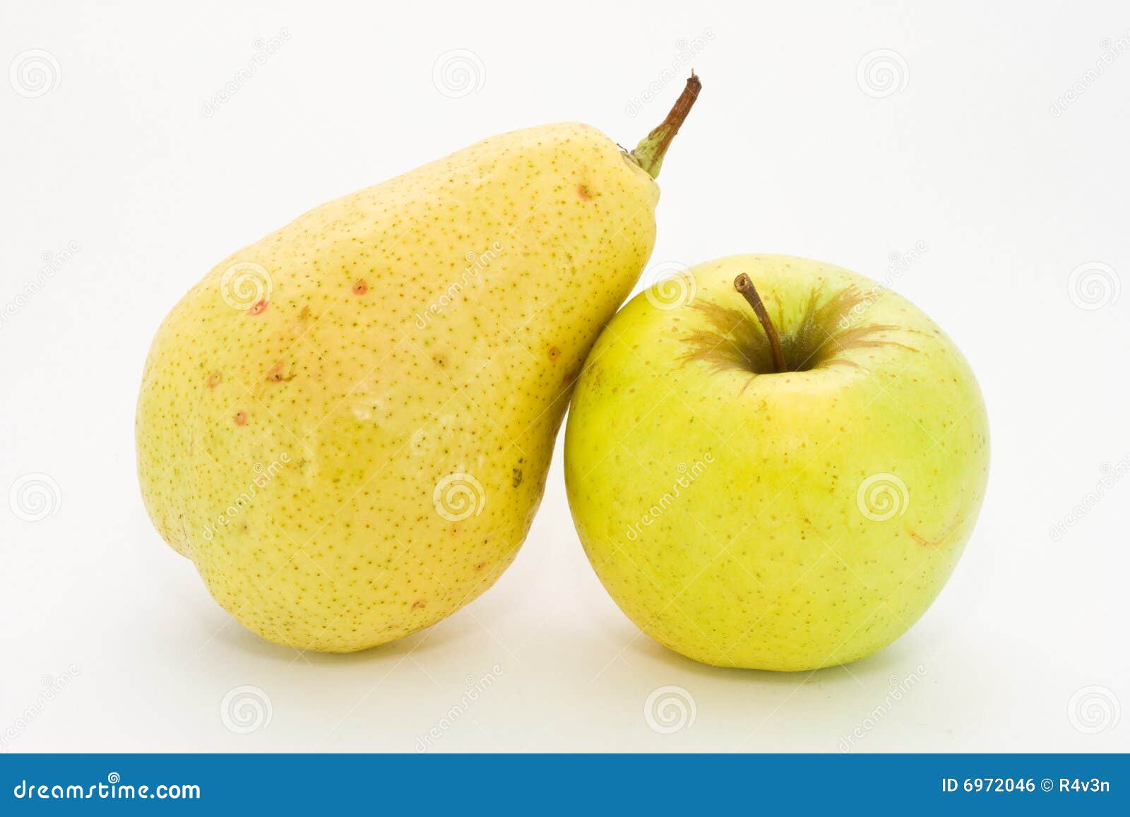 Pera y manzana aisladas foto de archivo. Imagen de jugoso - 6972046