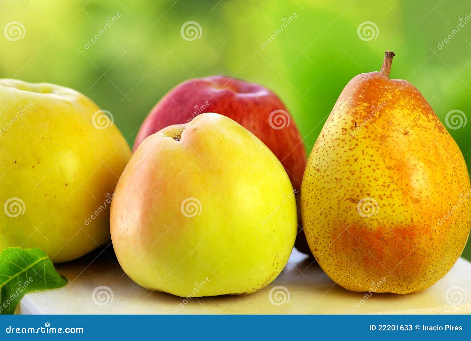 Pera y manzanas. imagen de archivo. Imagen de lifestyle - 22201633