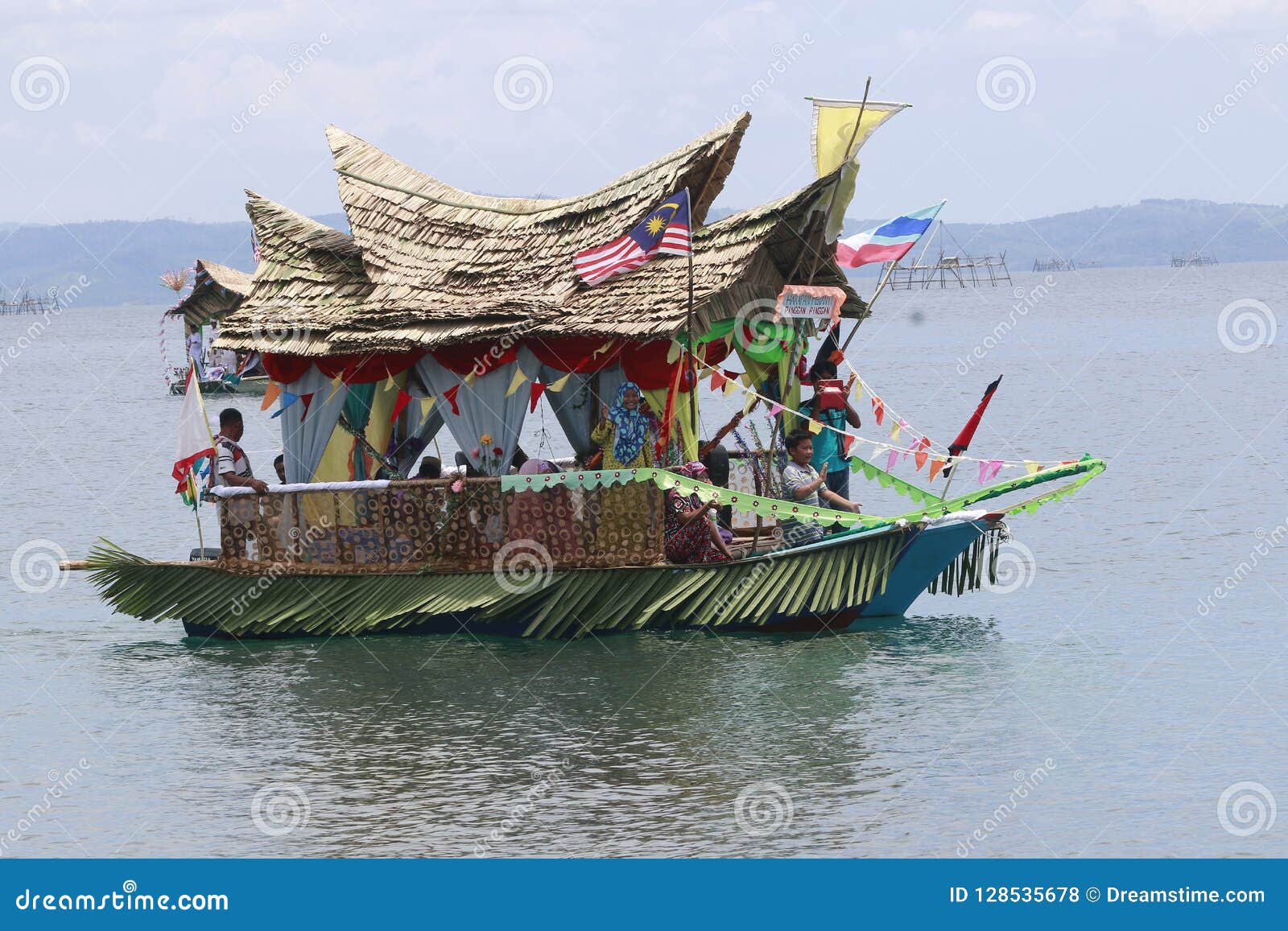 Perahu tradisi bajau editorial stock photo. Image of tradisi - 128535678