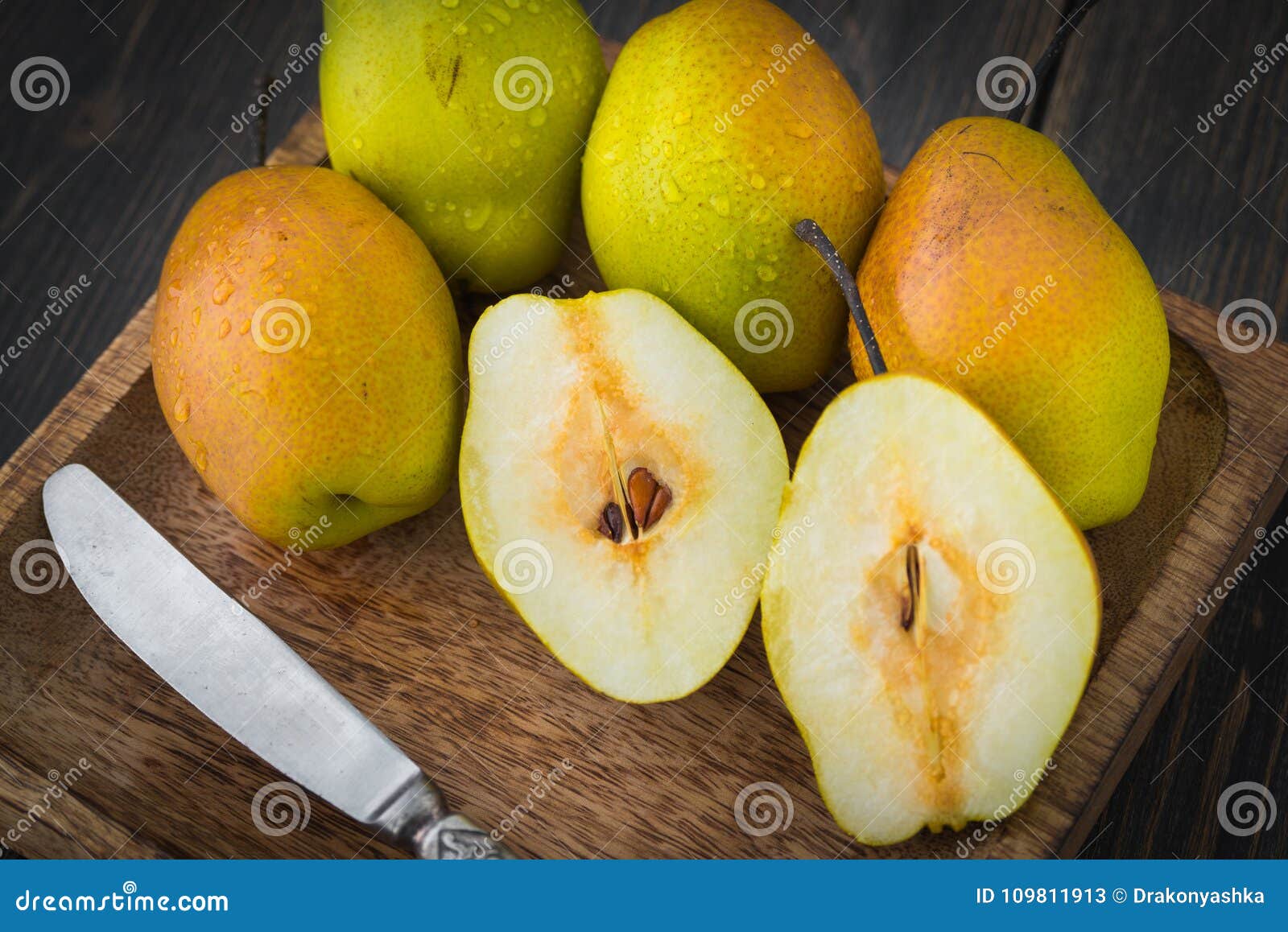 Peras Cortadas De Diversa Madurez Imagen de archivo - Imagen de pipas ...