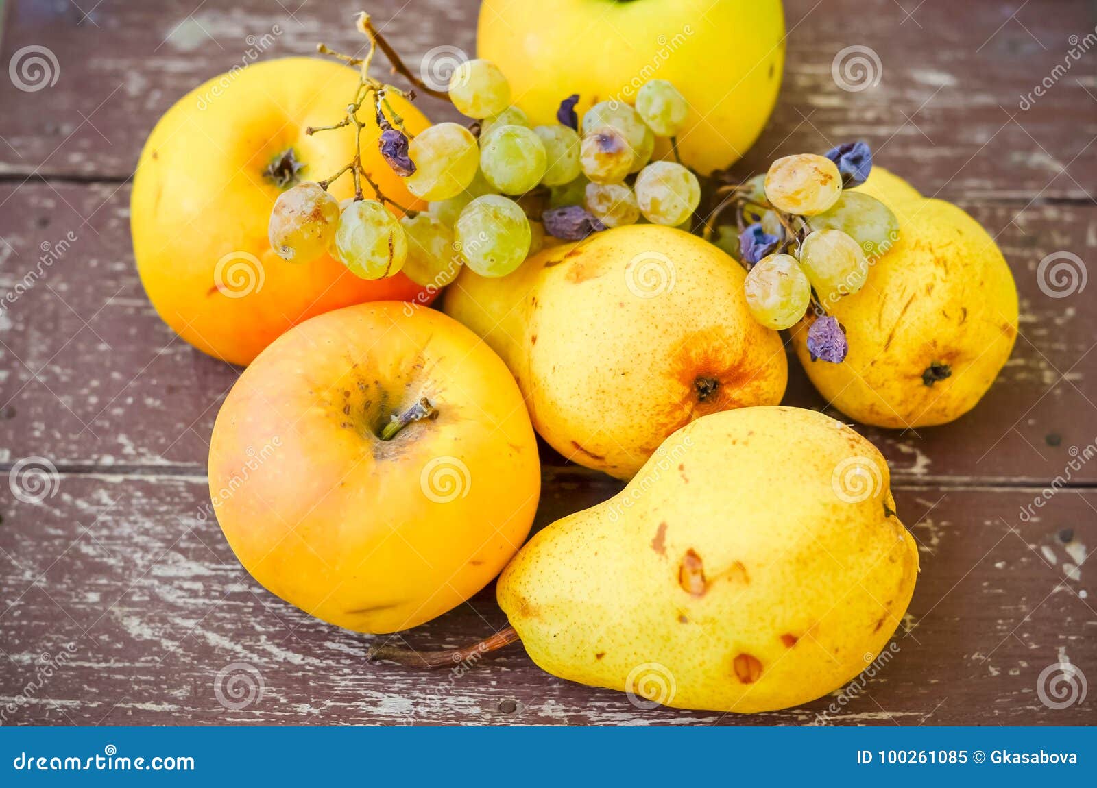Peras, manzanas y uvas imagen de archivo. Imagen de saco - 100261085
