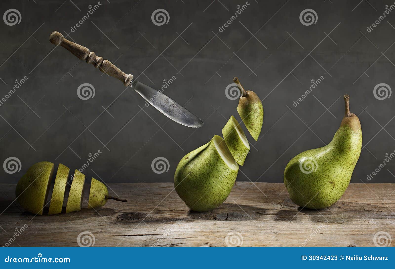 Peras Y Cuchillo Cortados Del Vuelo Imagen de archivo - Imagen de ...