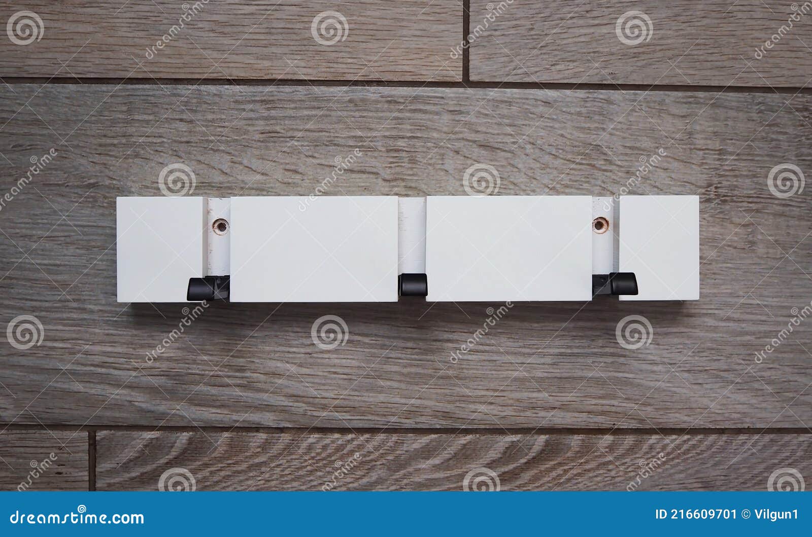 Percha Con Ganchos Para Ropa. Percha Para Colgar Ropa Imagen de archivo ...