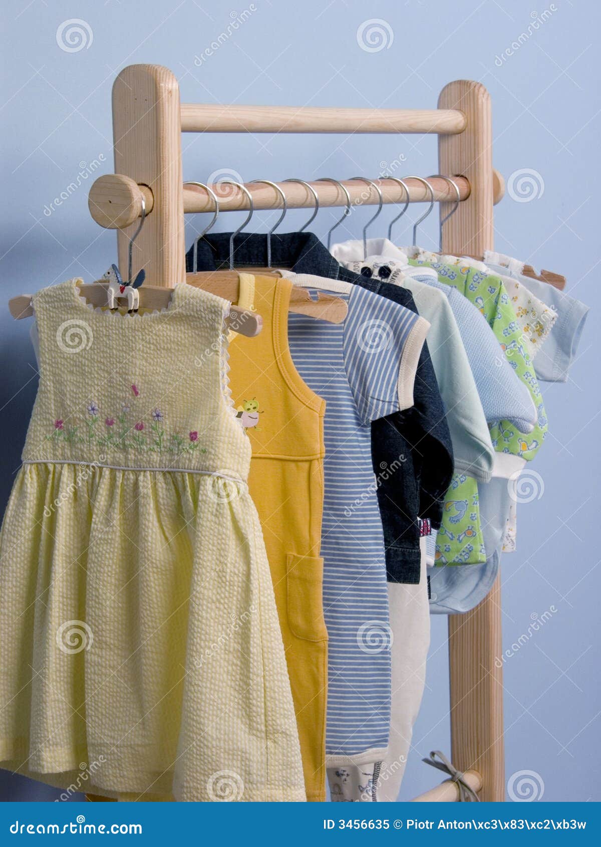 Percha de ropa imagen de archivo. Imagen de residencial - 3456635