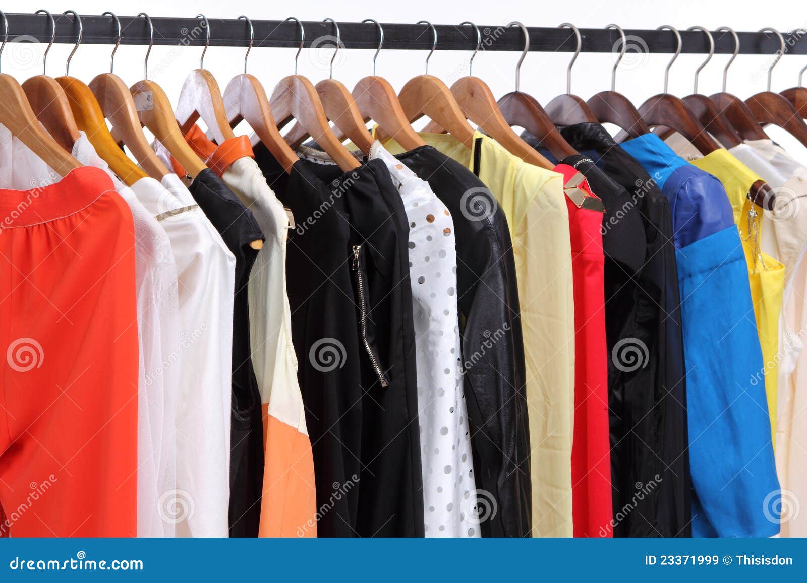 Percha de ropa en estante imagen de archivo. Imagen de profesional ...