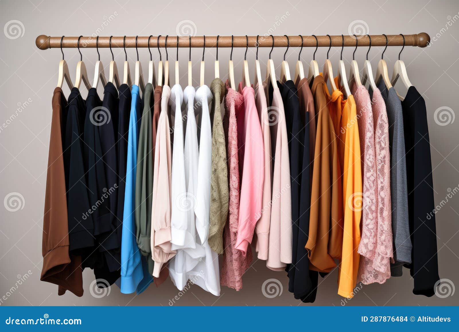 Perchas Con Varias Opciones De Ropa Stock de ilustración - Ilustración ...