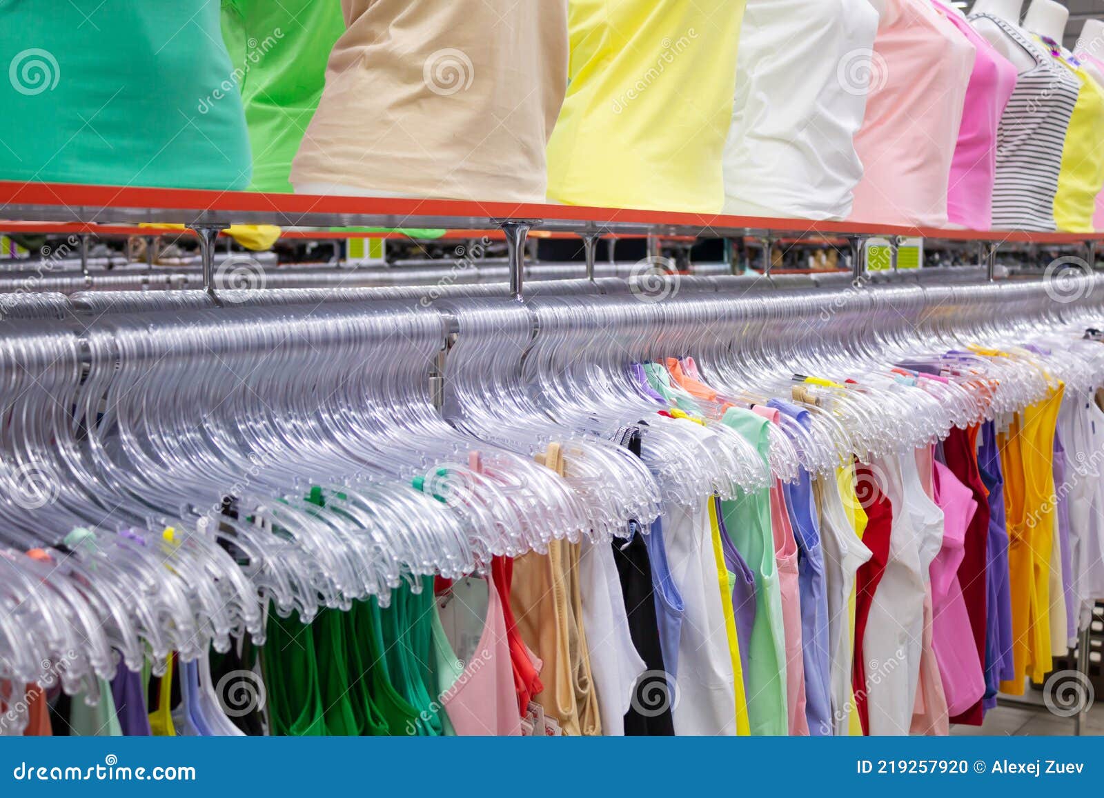 Perchas De Tienda Con Ropa. Foto de archivo - Imagen de guardarropa ...