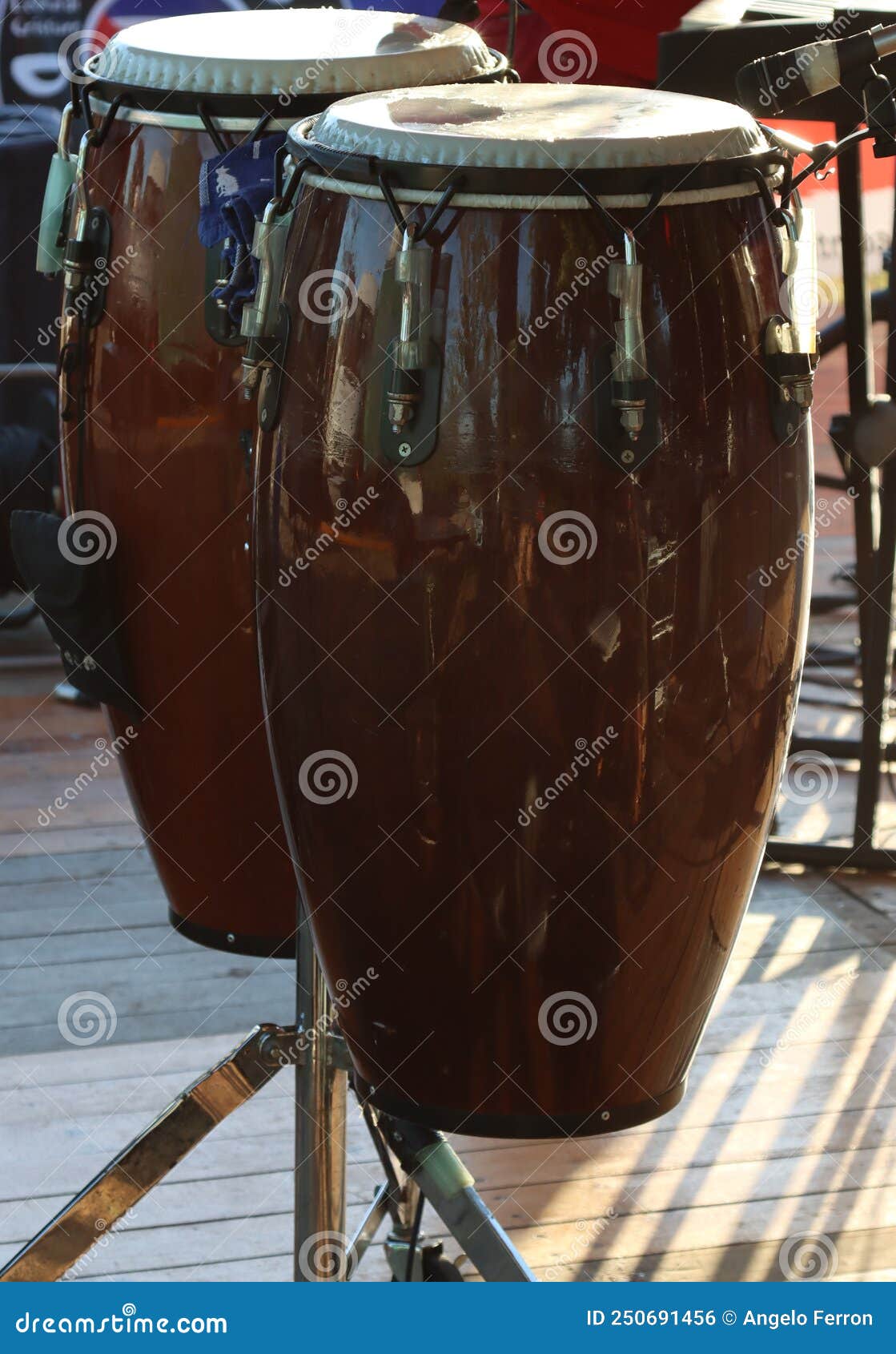 Percussion Latine Lp Aspire Congas Sunburst Utilisé Photo stock - Image ...