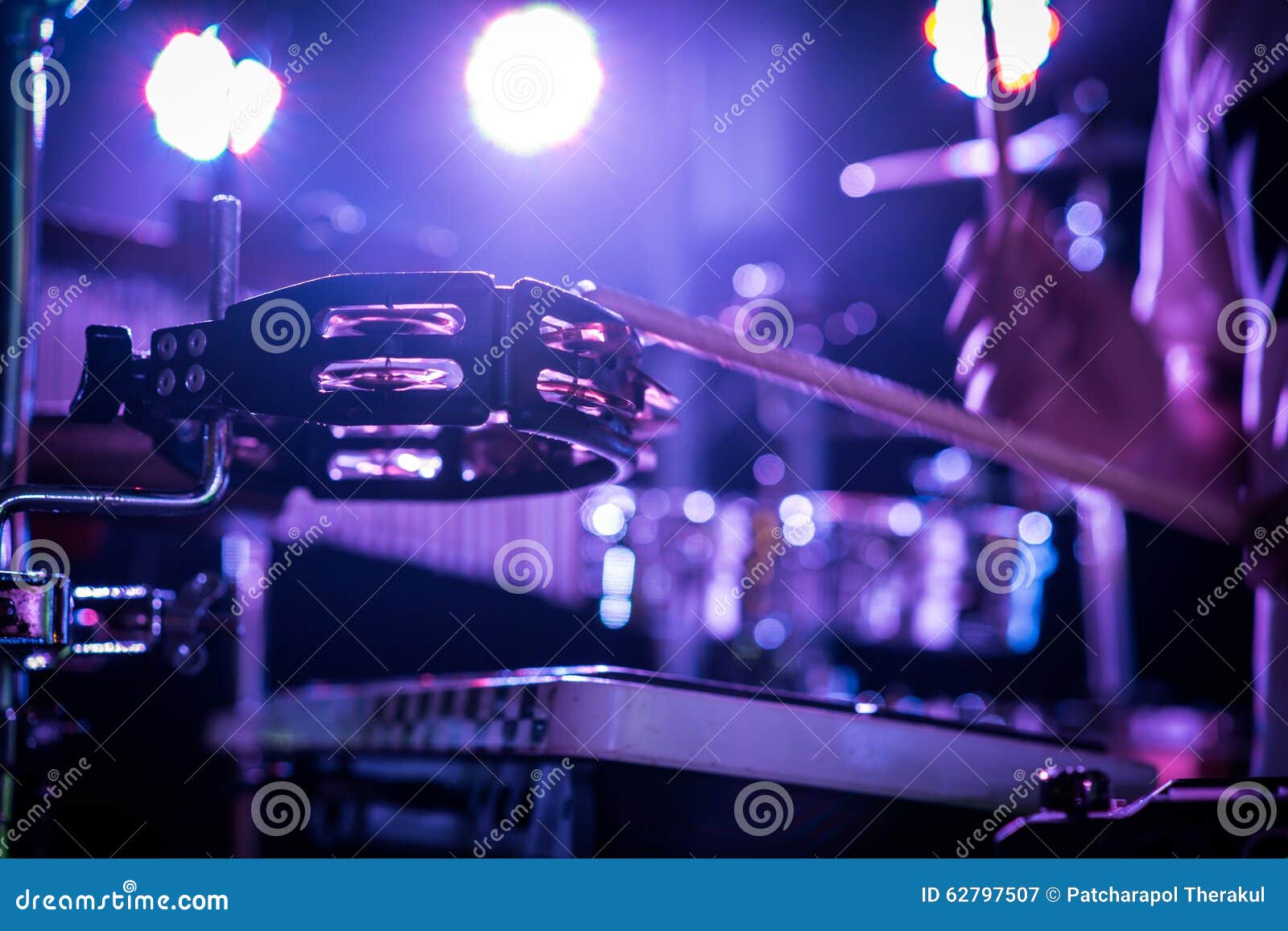 Percussionniste Frappant Le Tambour De Basque Image stock - Image du ...