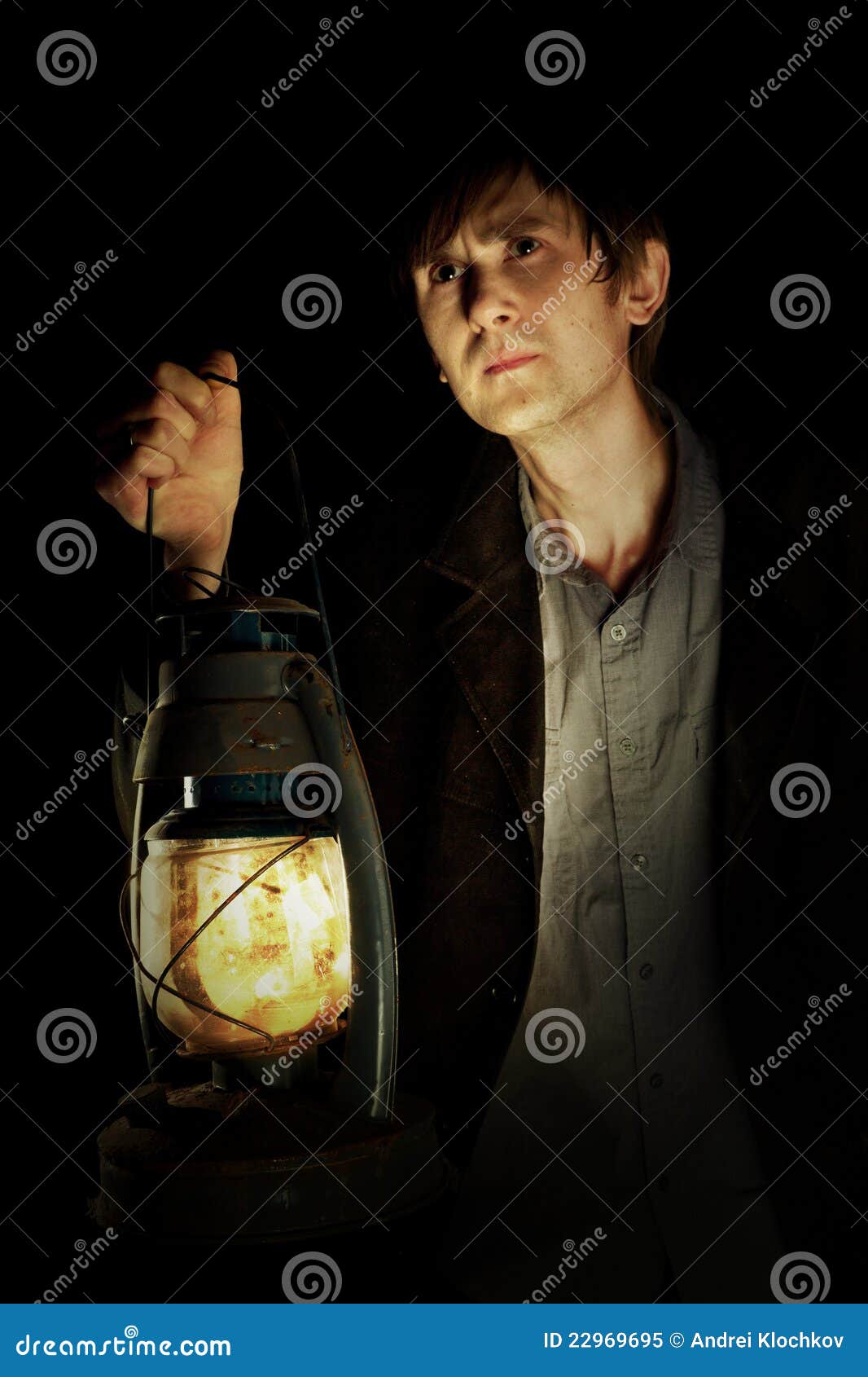 Perdido en la obscuridad imagen de archivo. Imagen de mirada - 22969695