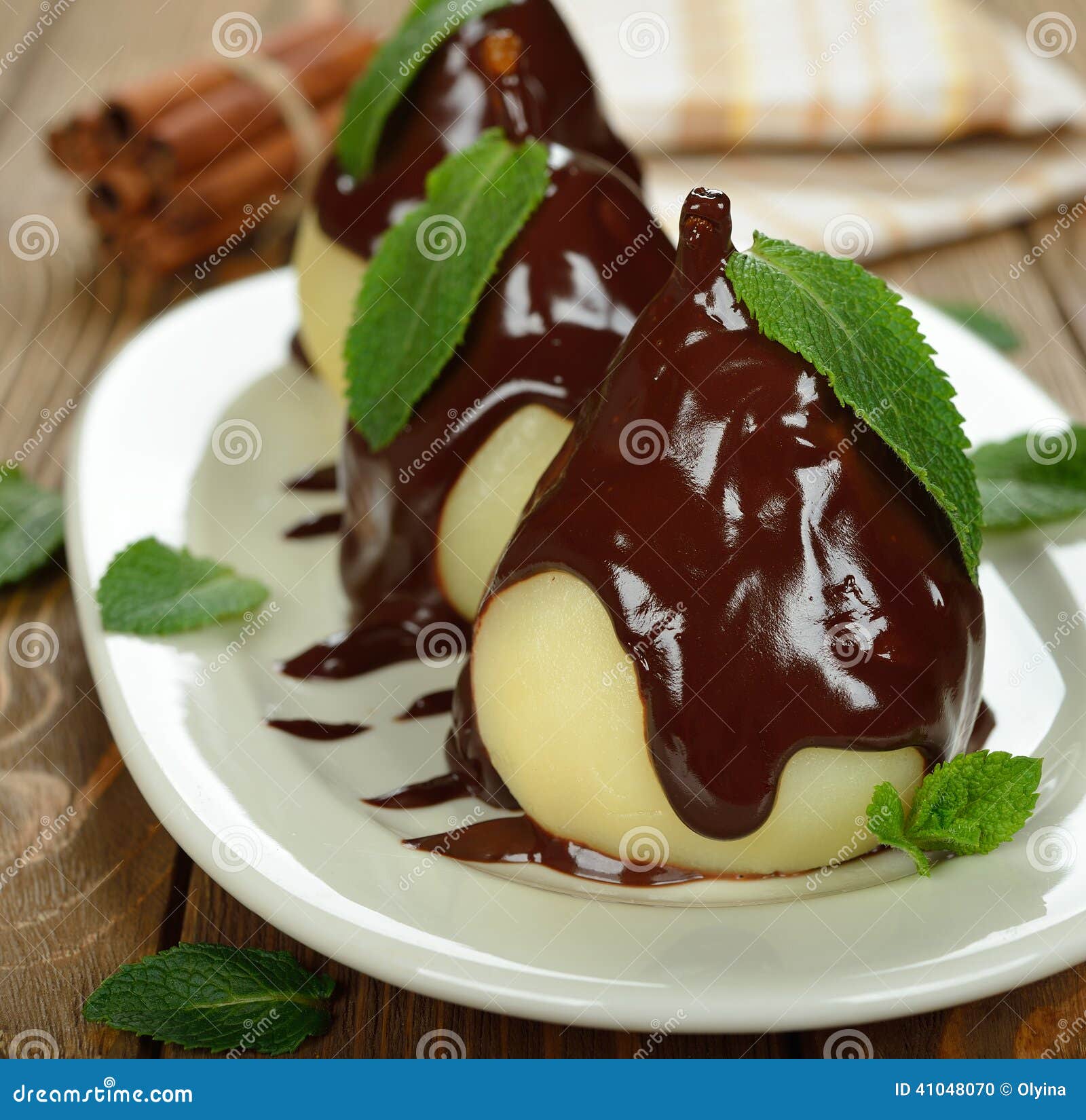 Peren met chocoladesaus stock foto. Image of gastronomie - 41048070