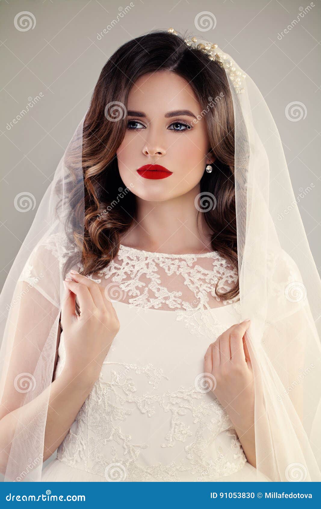 Perfeccione A La Mujer Del Prometido Con El Peinado Hermoso Componga Foto De Archivo Imagen