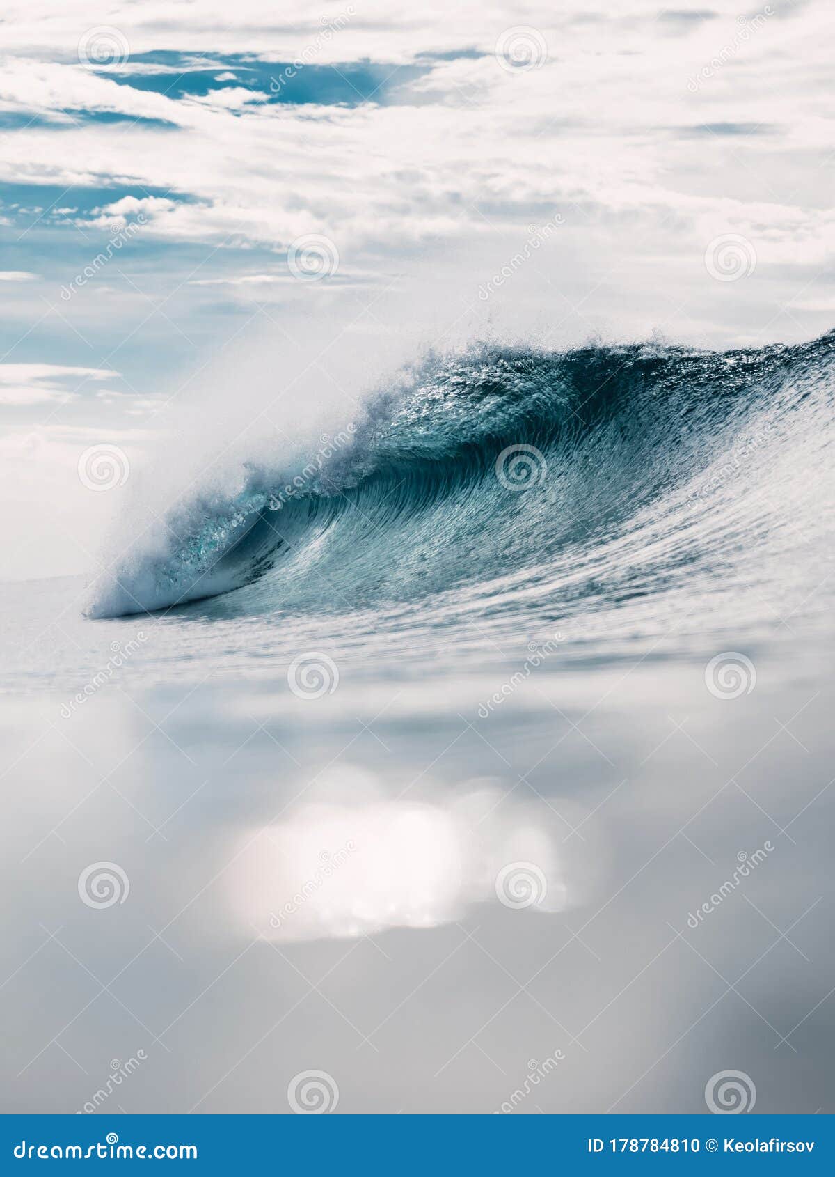 Perfect Barrel Wave in Ocean. Breaking Wave with Sun Light Stock Photo ...