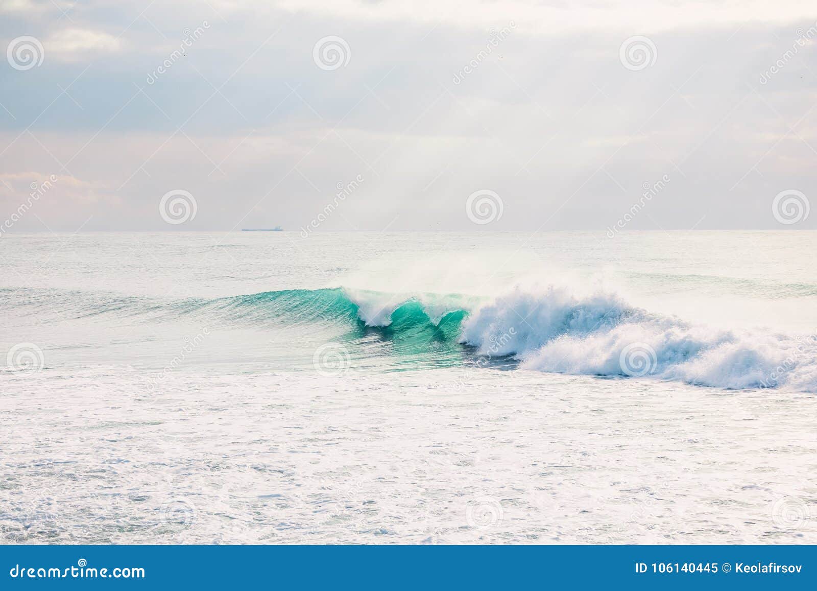 A Perfect Big Breaking Ocean Wave Stock Image - Image of hawaii, bali ...