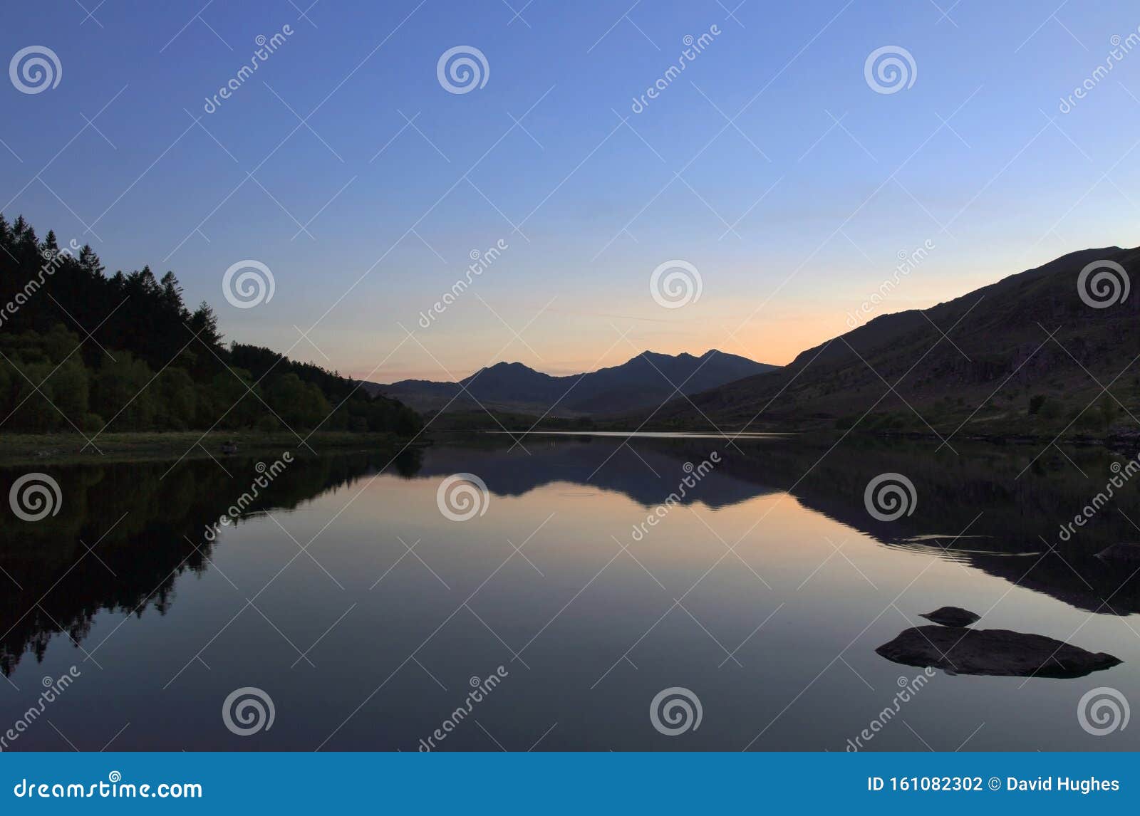 Perfect Reflection of Mountains Reflected in a Glassy Lake at Sunset ...