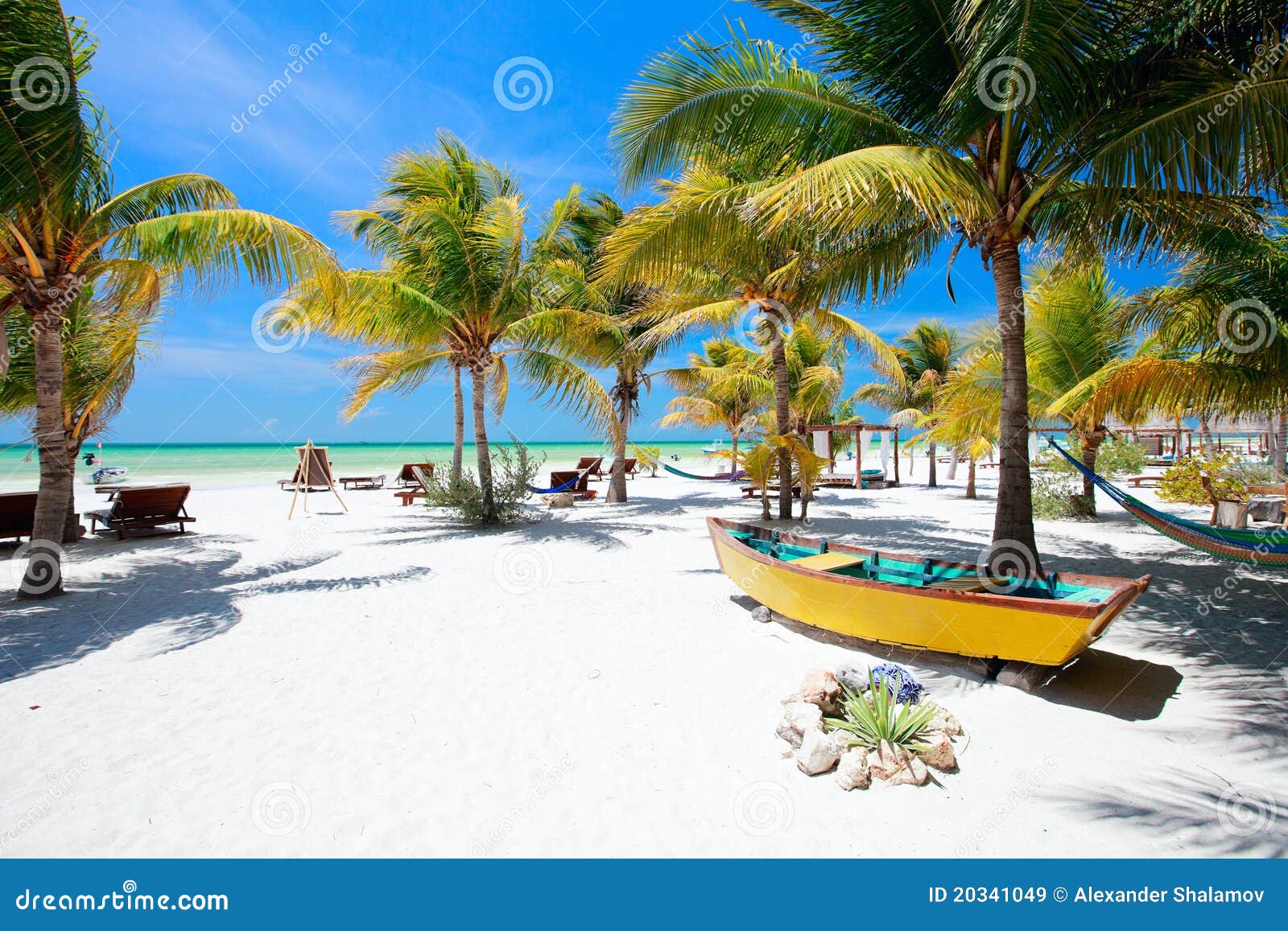 Perfect tropisch strand stock afbeelding. Image of kustlijn - 20341049