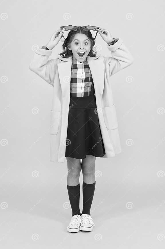 Perfecto Para La Fiesta Escolar Felices Fiestas De Fondo Amarillo Los Niños Pequeños Usan Lentes