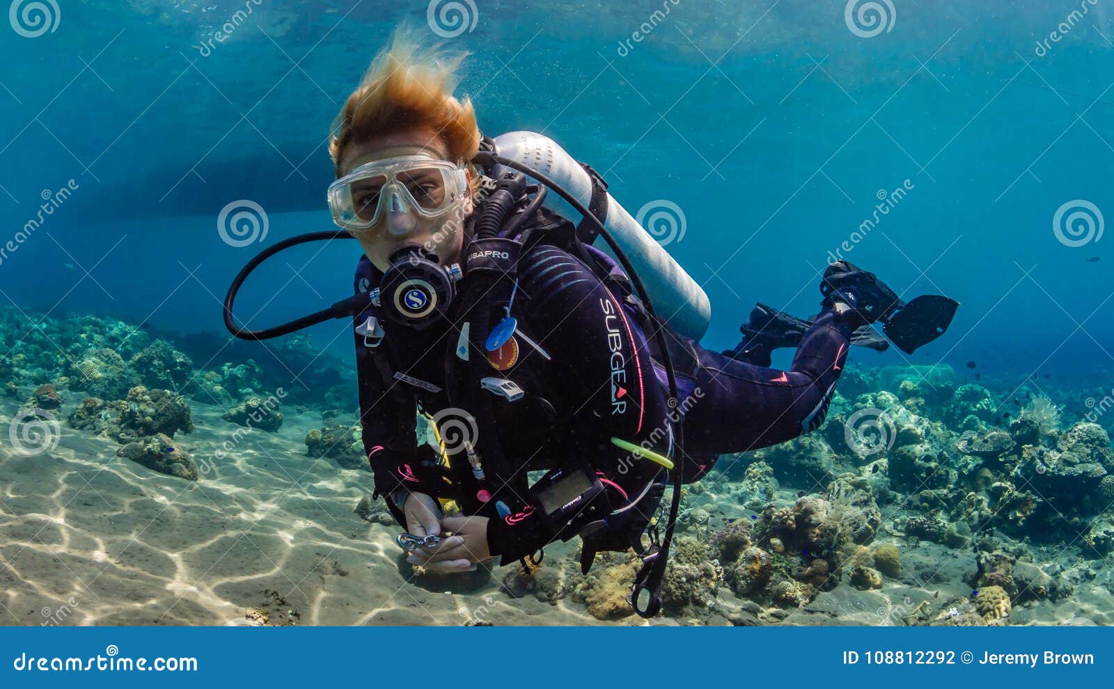 Perfekt Klippt Kvinnlig Dykare Redaktionell Arkivbild - Bild av dräkt ...