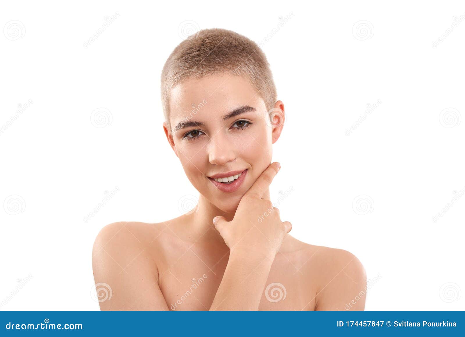 Perfekte Haut Portrait Einer Hübschen Blonden Lächelnden Frau Mit Kurzen Haaren Und Akt Bilden