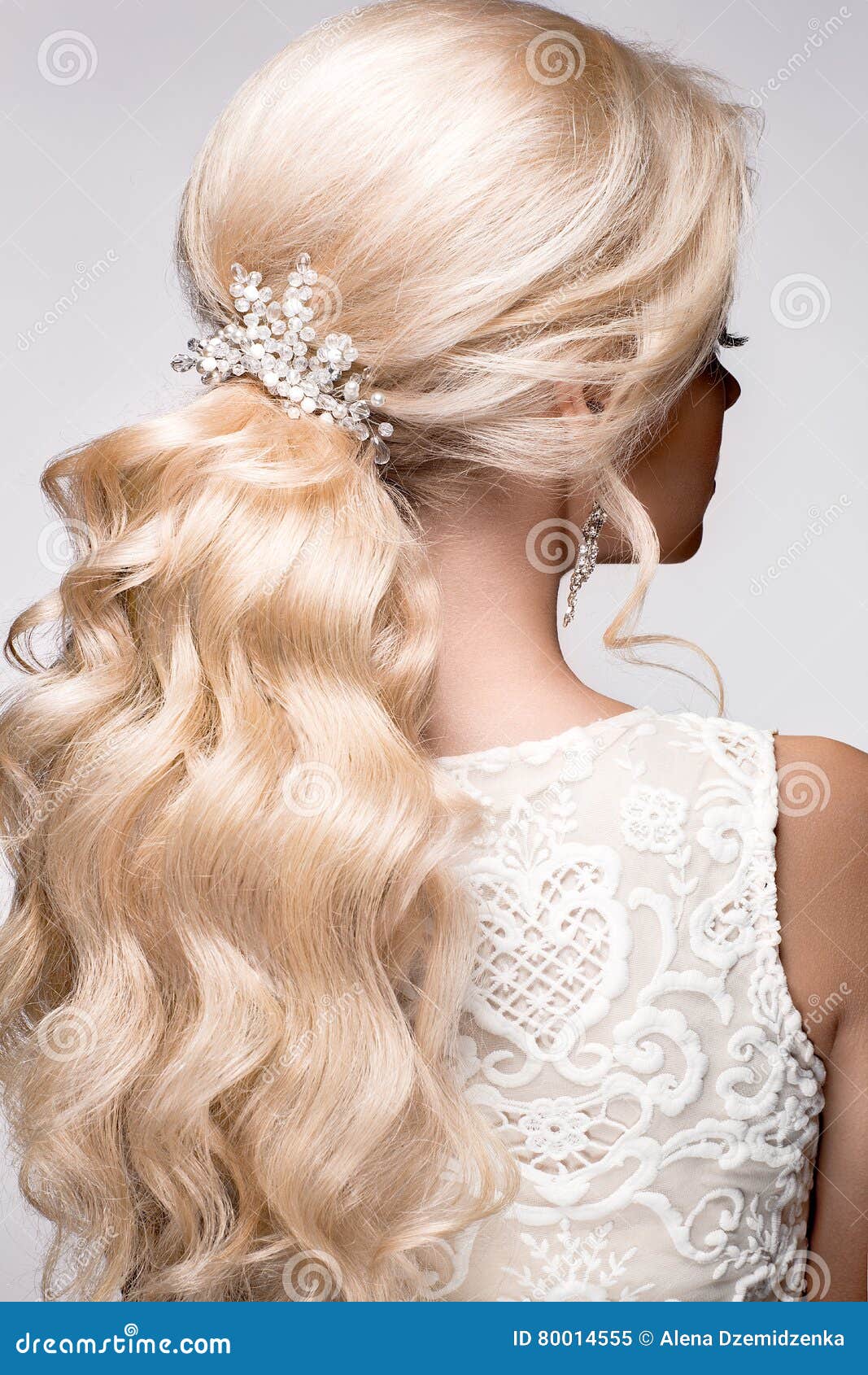 Perfil Bonito Do Retrato Da Mulher Imagem de Stock - Imagem de branco ...