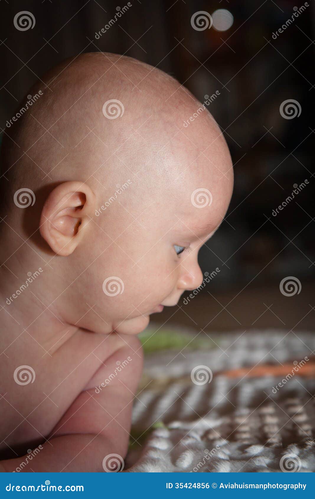 Perfil de un bebé foto de archivo. Imagen de interesado - 35424856