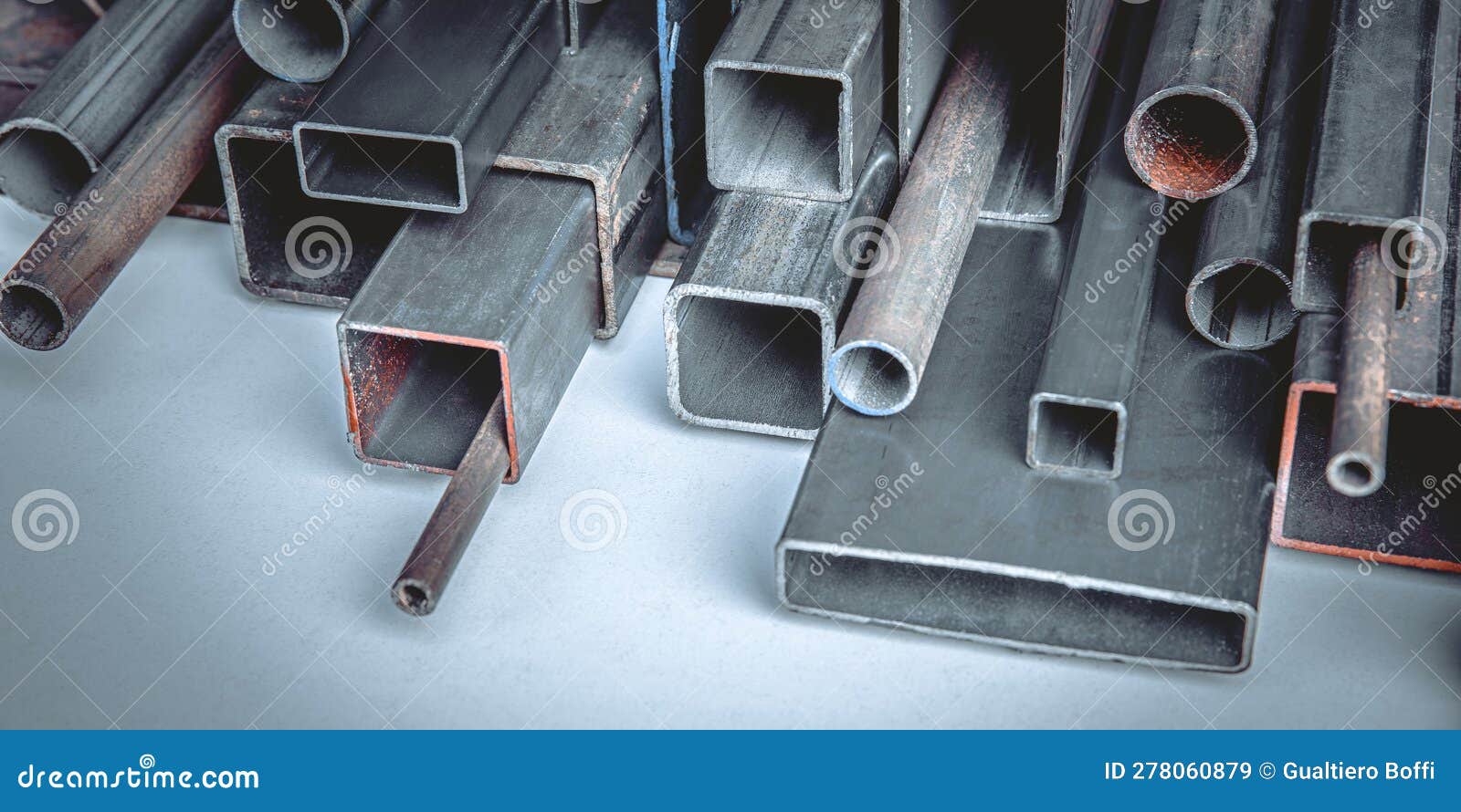 Perfis metálicos em ferro imagem de stock. Imagem de ferro - 278060879