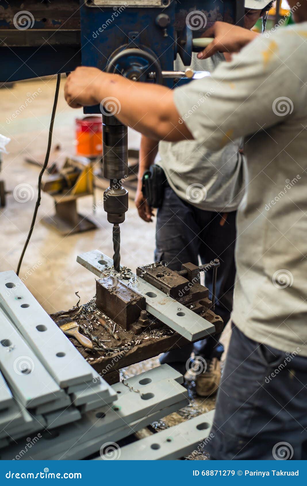 Perforando Adentro La Placa De Acero Plana Con El Banco Perfore Imagen ...