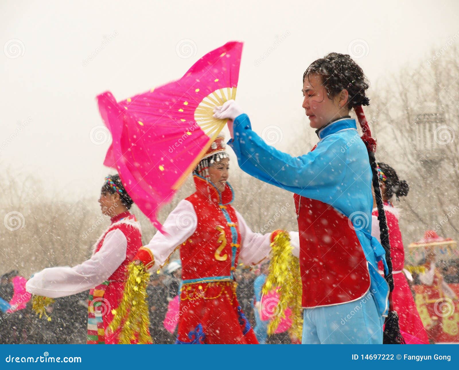 Perform Traditional Dance Yangge in the Snow Editorial Photography ...