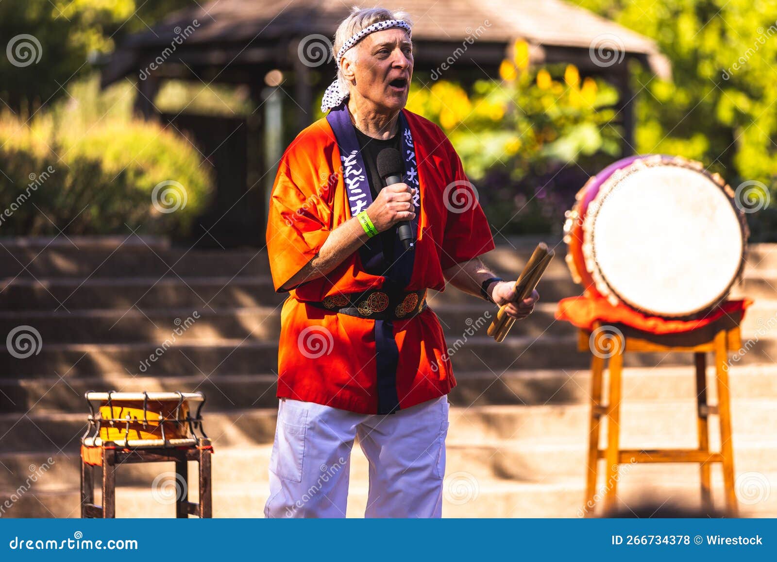 Performer Singing at the Fort Worth Japanese Gardens Editorial Stock ...