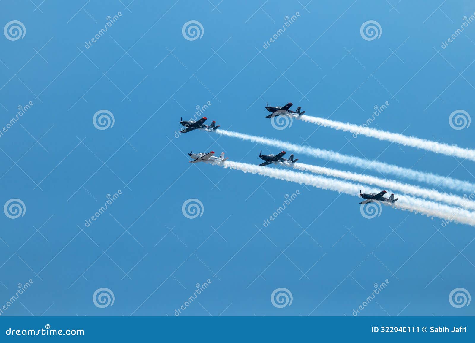 Performing Fighter Planes Flying in Formation Editorial Photo - Image ...