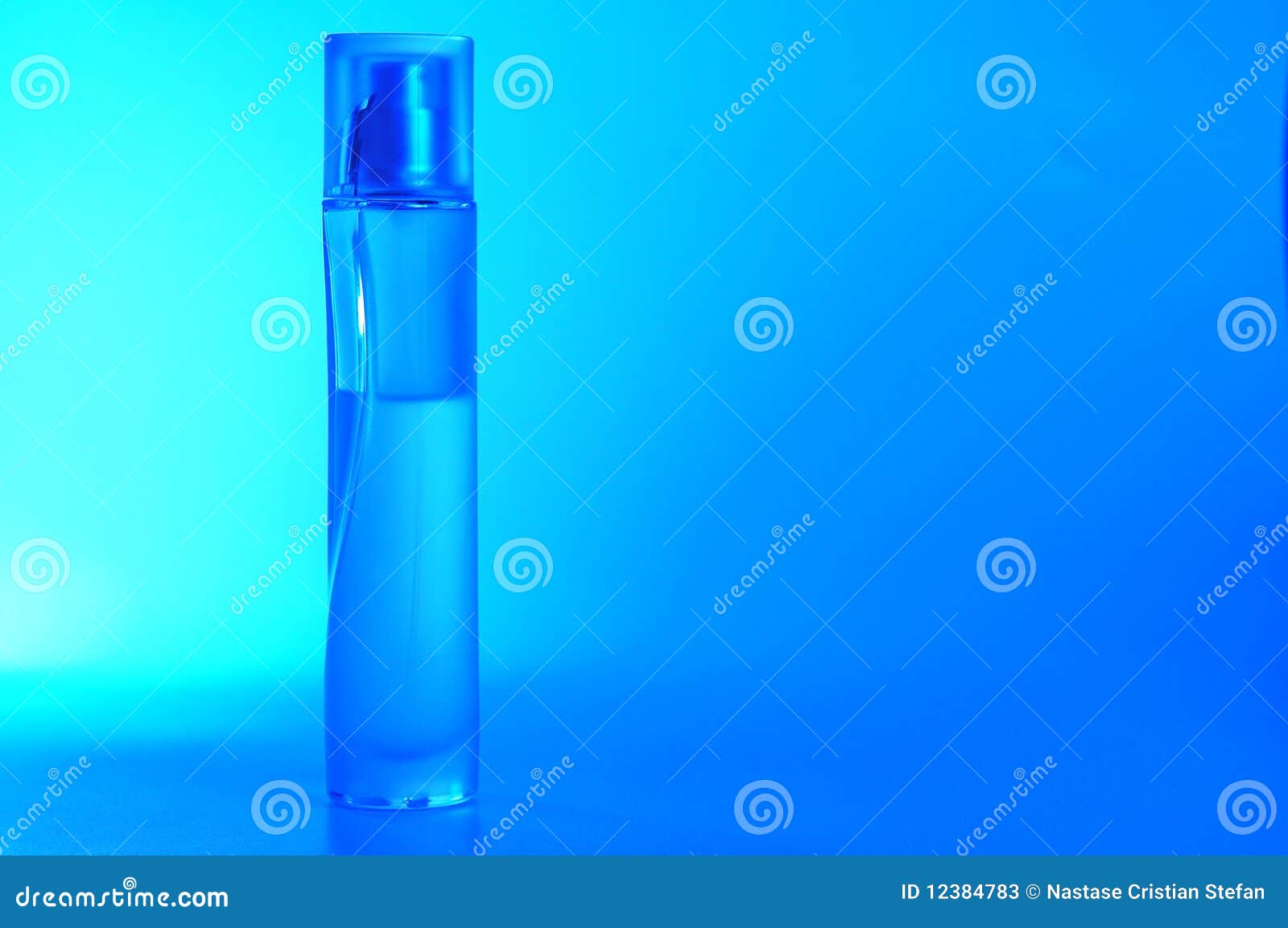 Perfume azul imagen de archivo. Imagen de objeto, azul - 12384783