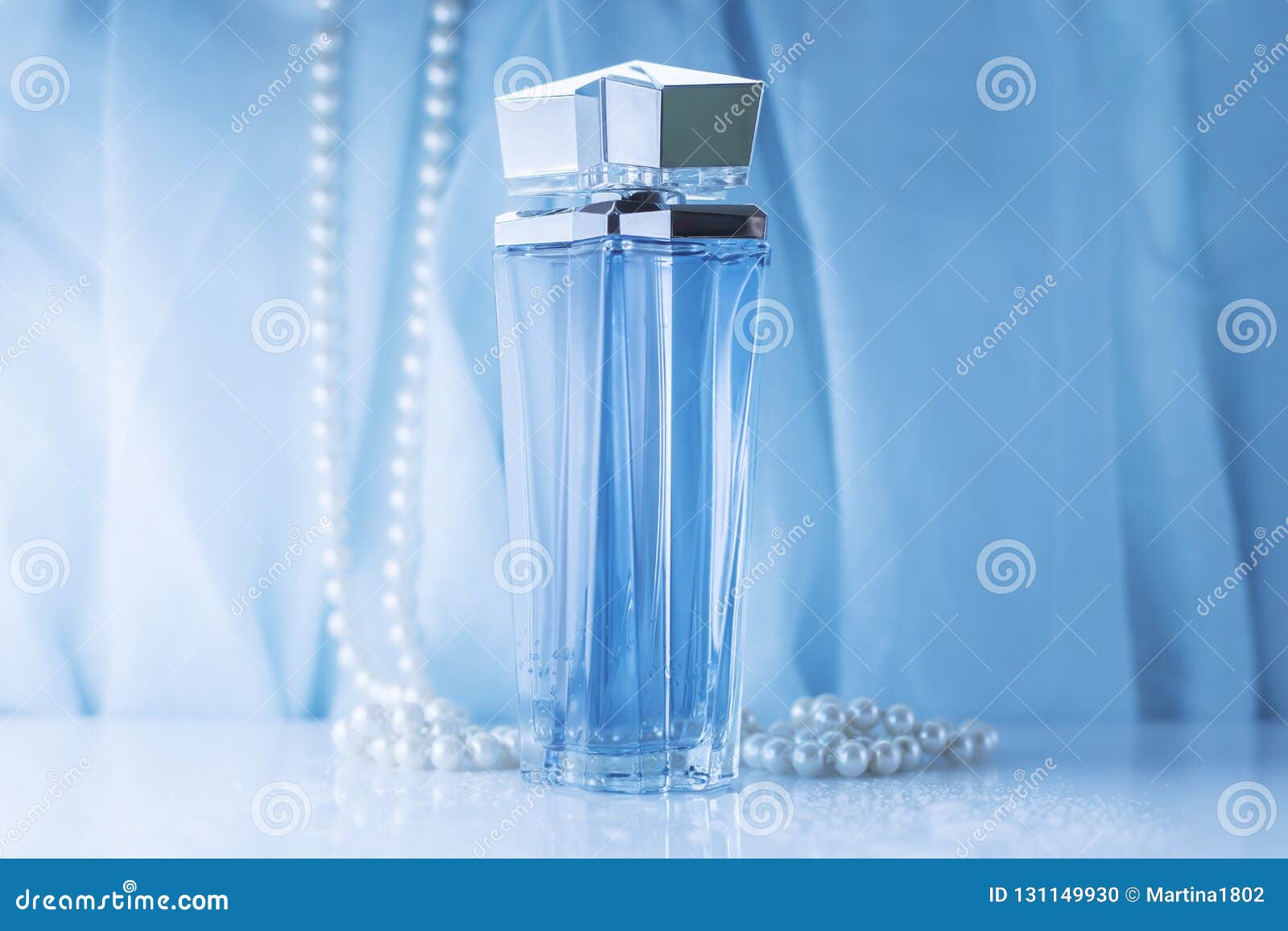 Perfume azul femenino foto de archivo. Imagen de fondo - 131149930