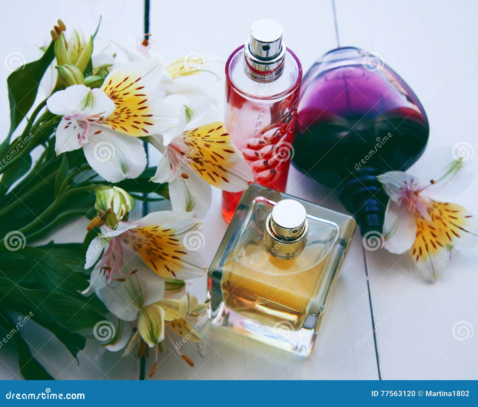 Perfume com flores foto de stock. Imagem de floral, flor - 77563120