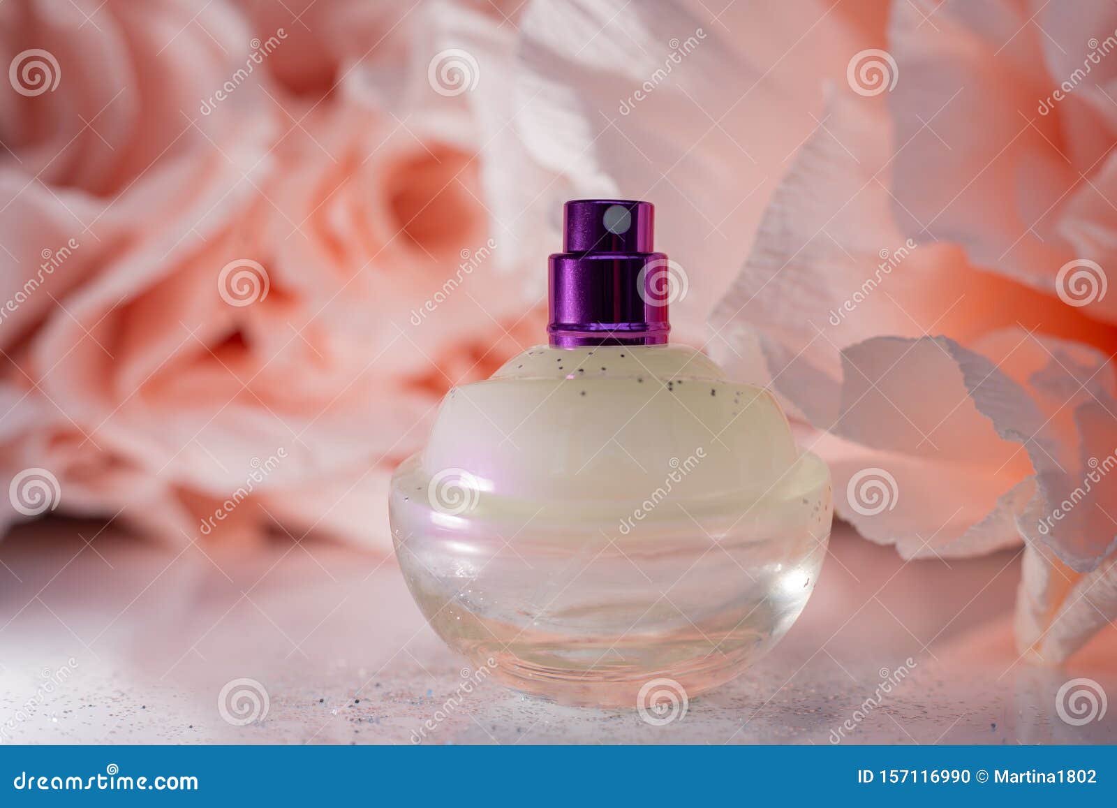 Perfume Com Rosas Cor-de-rosa Foto de Stock - Imagem de ninguém ...