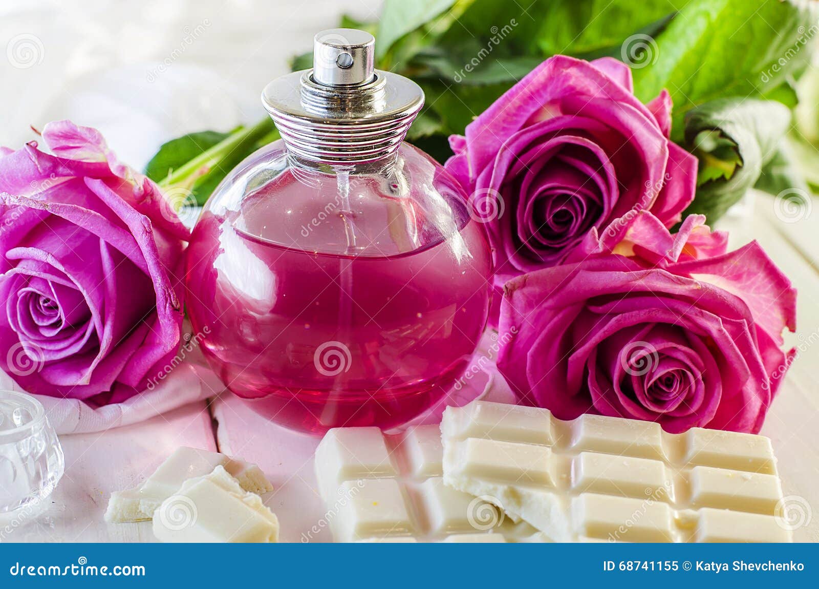 Perfume Con El Olor De Rosas Y Del Chocolate Blanco Imagen de archivo ...