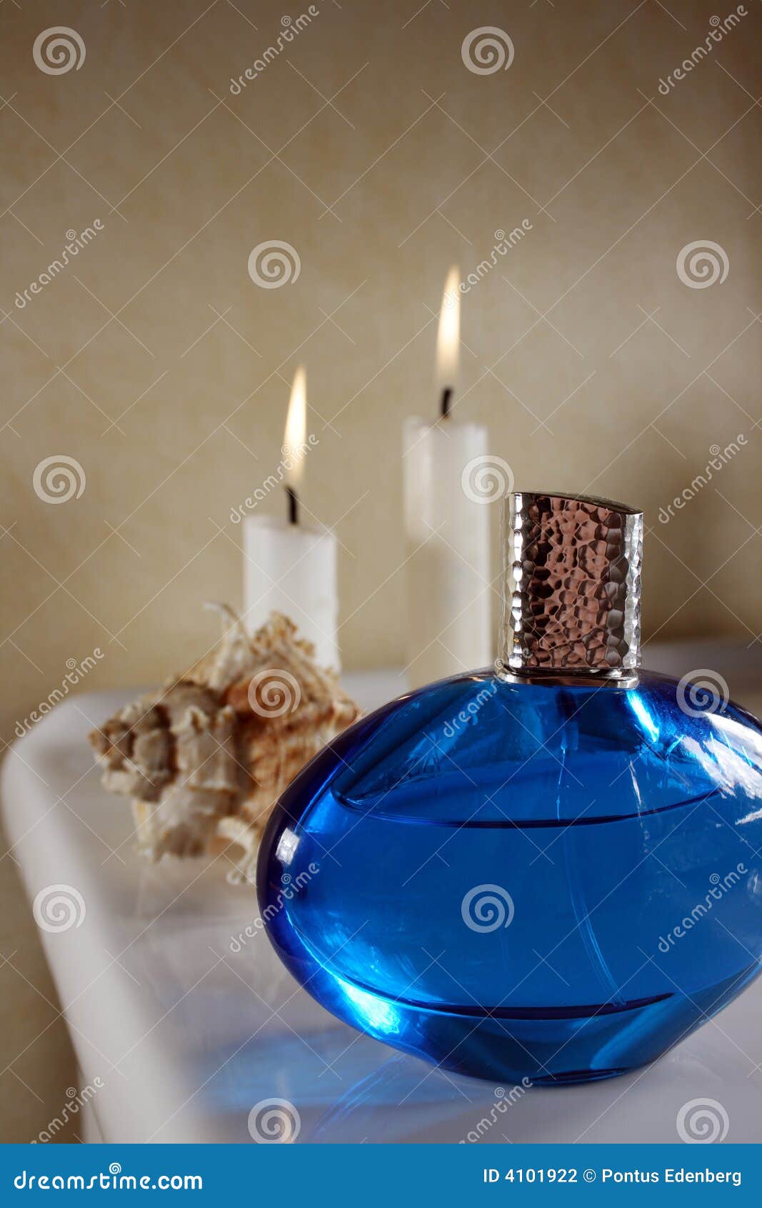 Perfume en botella azul foto de archivo. Imagen de fregadero - 4101922