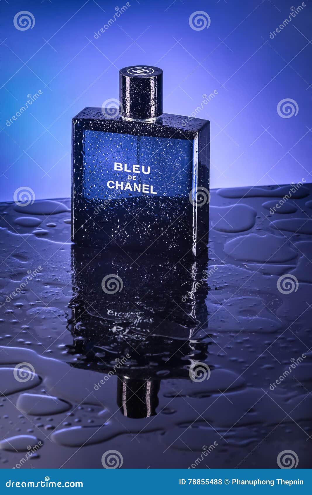 7,518 Perfume En Botella Azul Fotos de stock - Fotos libres de regalías ...