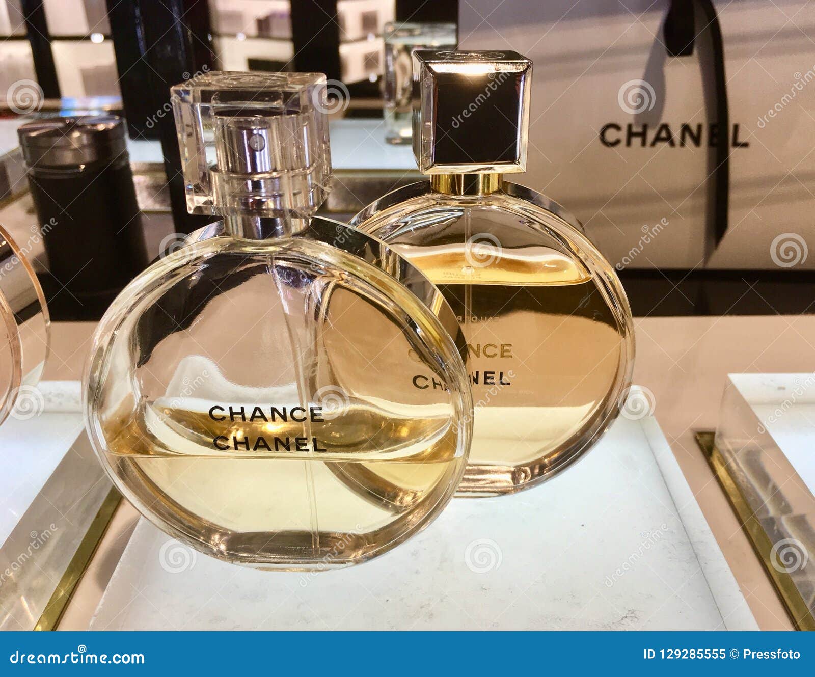 Perfume En Un Estante En Una Tienda Imagen editorial - Imagen de famoso ...