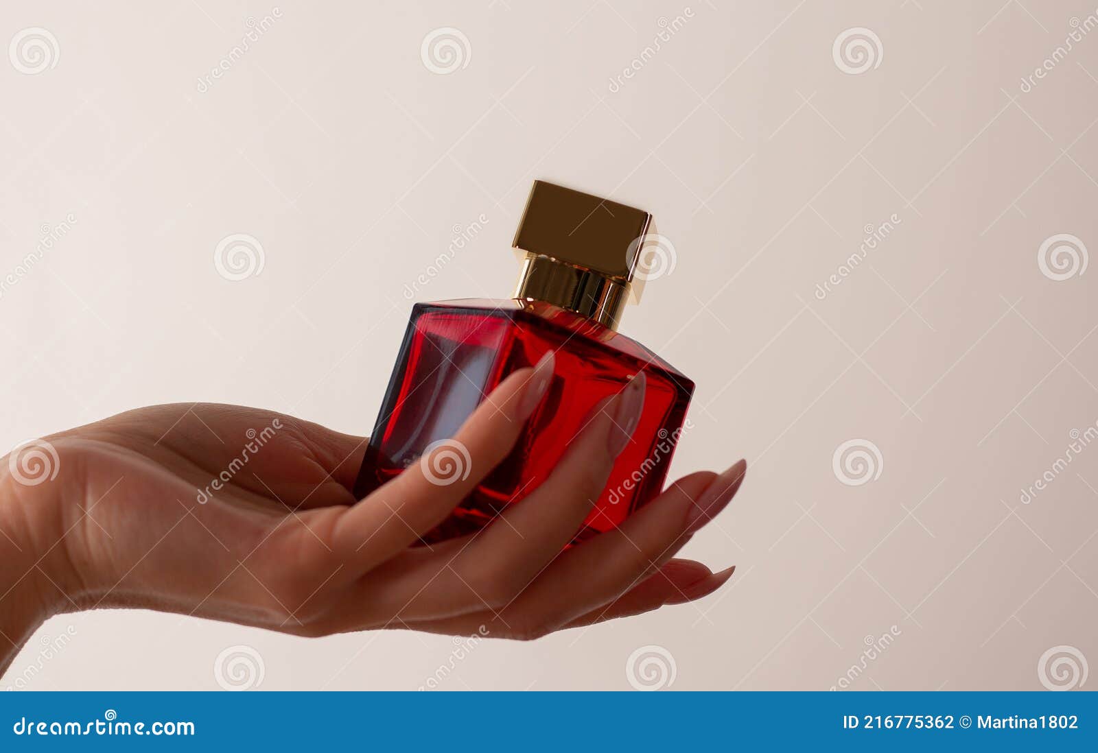 Perfume En Una Mano De Mujer Foto de archivo - Imagen de perfume ...
